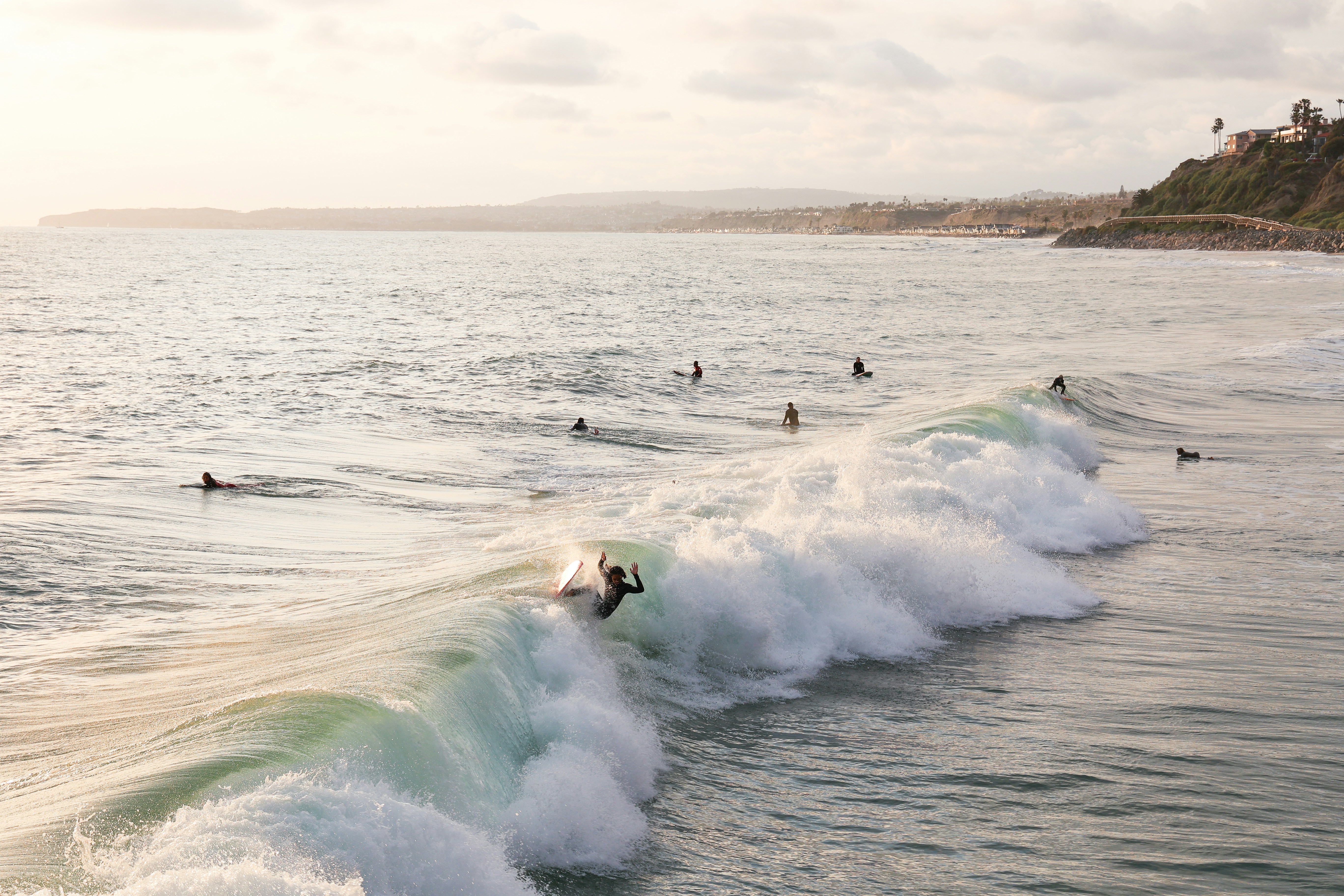 Gente surfeando sobre las olas del mar durante el día foto – Imagen de ...
