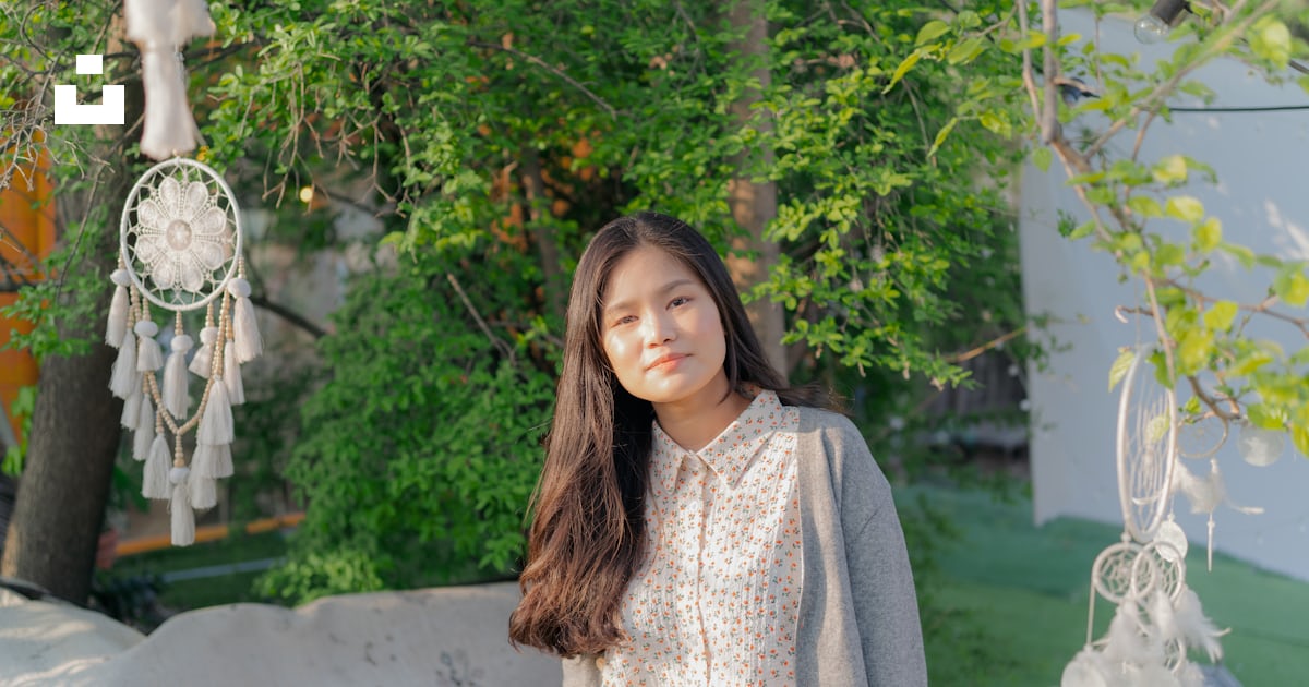 낮에 푸른 나무 근처에 서 있는 회색 가디건을 입은 여자 사진 Unsplash의 무료 소녀 이미지