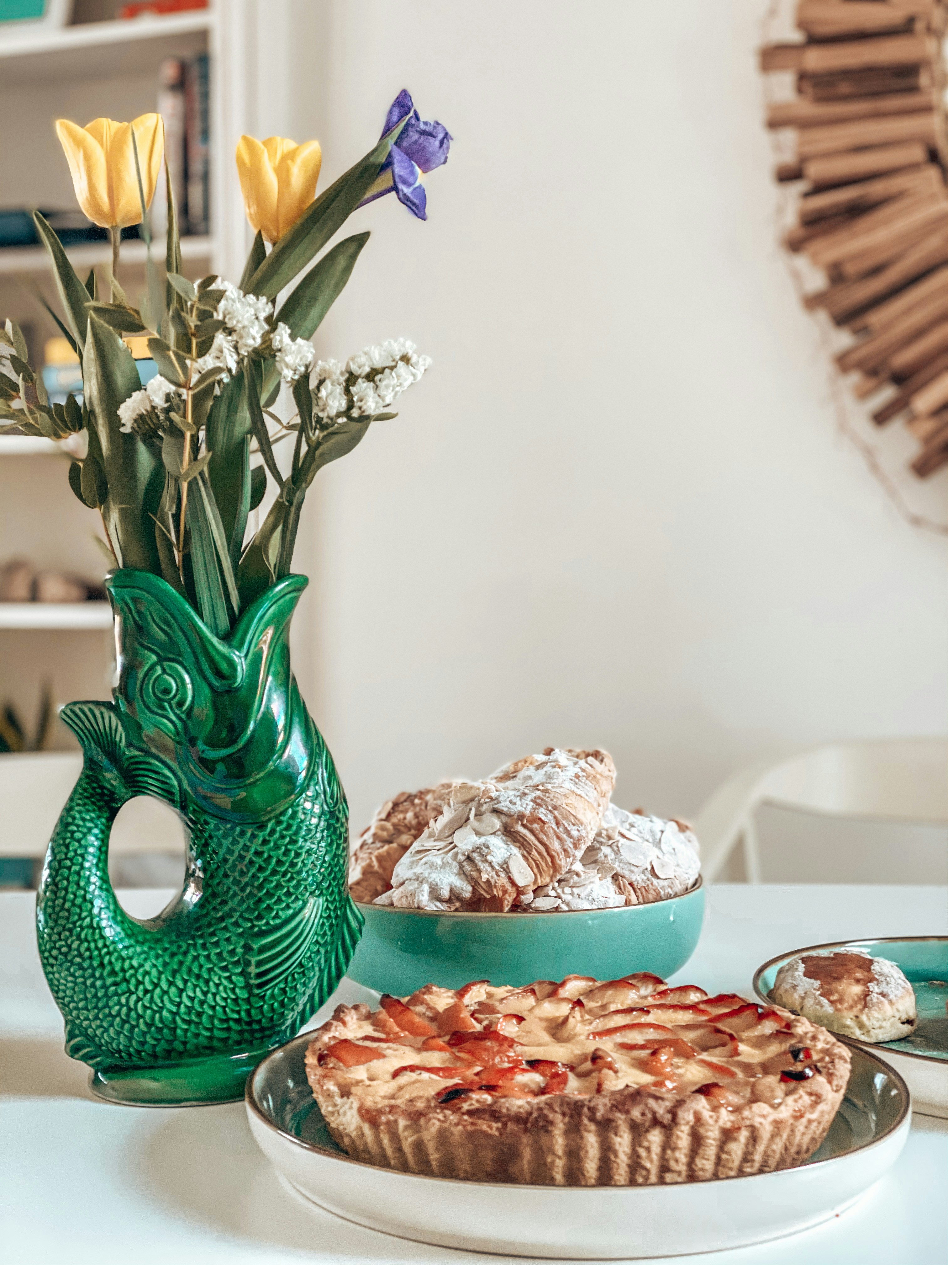 Green Dragon Vase crowns a sweet bake-and-bloom centerpiece