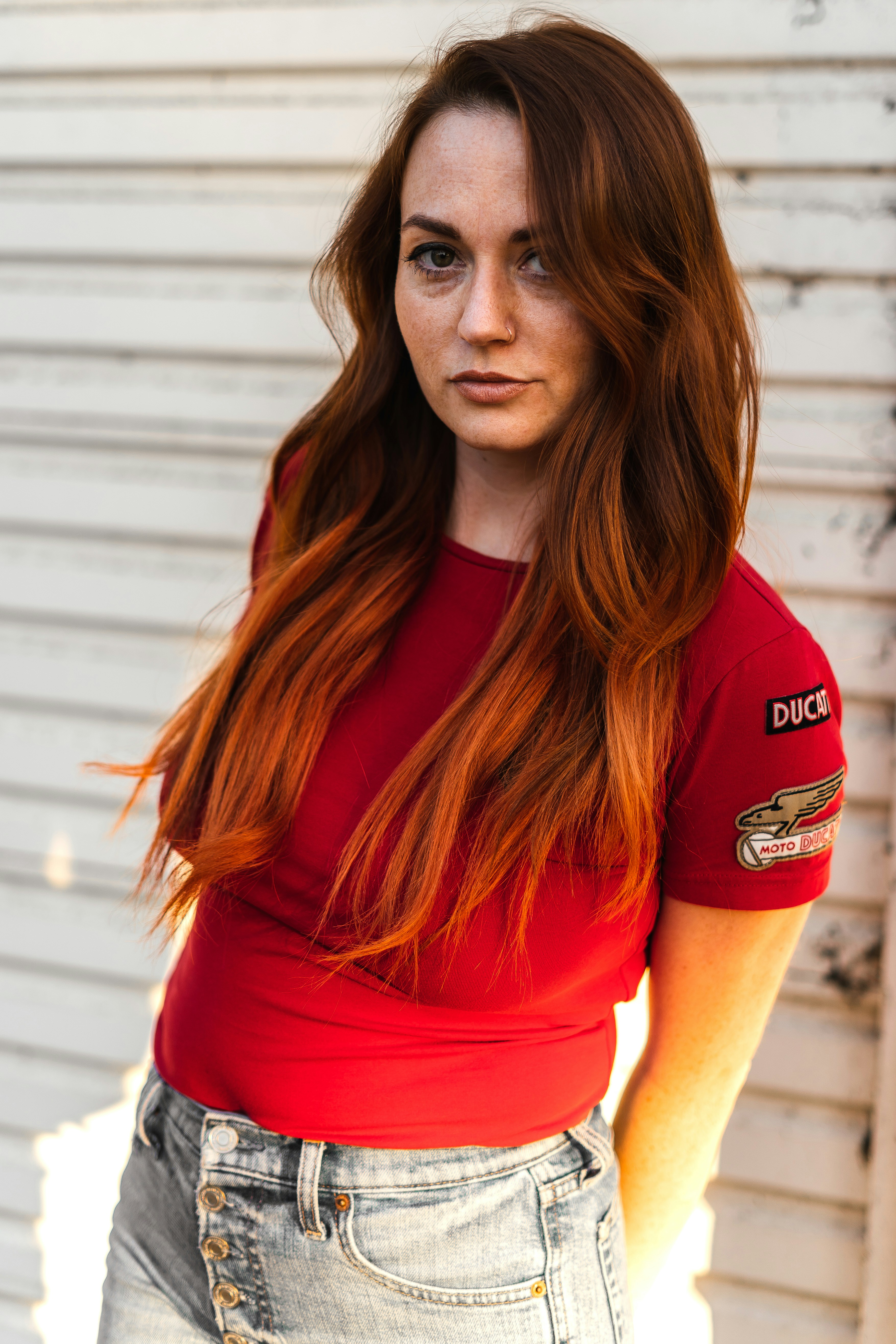 Foto Mujer con cuello en V roja – Imagen Ropa gratis en Unsplash