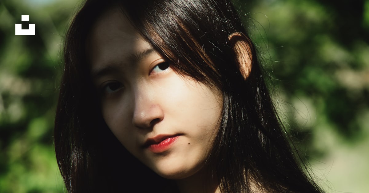 낮 동안 녹색 잎 식물 근처에 서 있는 갈색 블레이저를 입은 여자 사진 Unsplash의 무료 여자 이미지