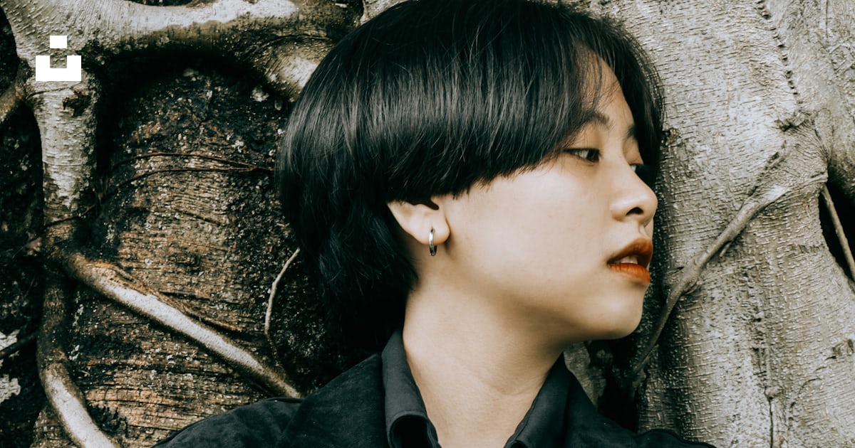 갈색 나무에 기대어 검은 코트를 입은 여자 사진 Unsplash의 무료 사람 이미지