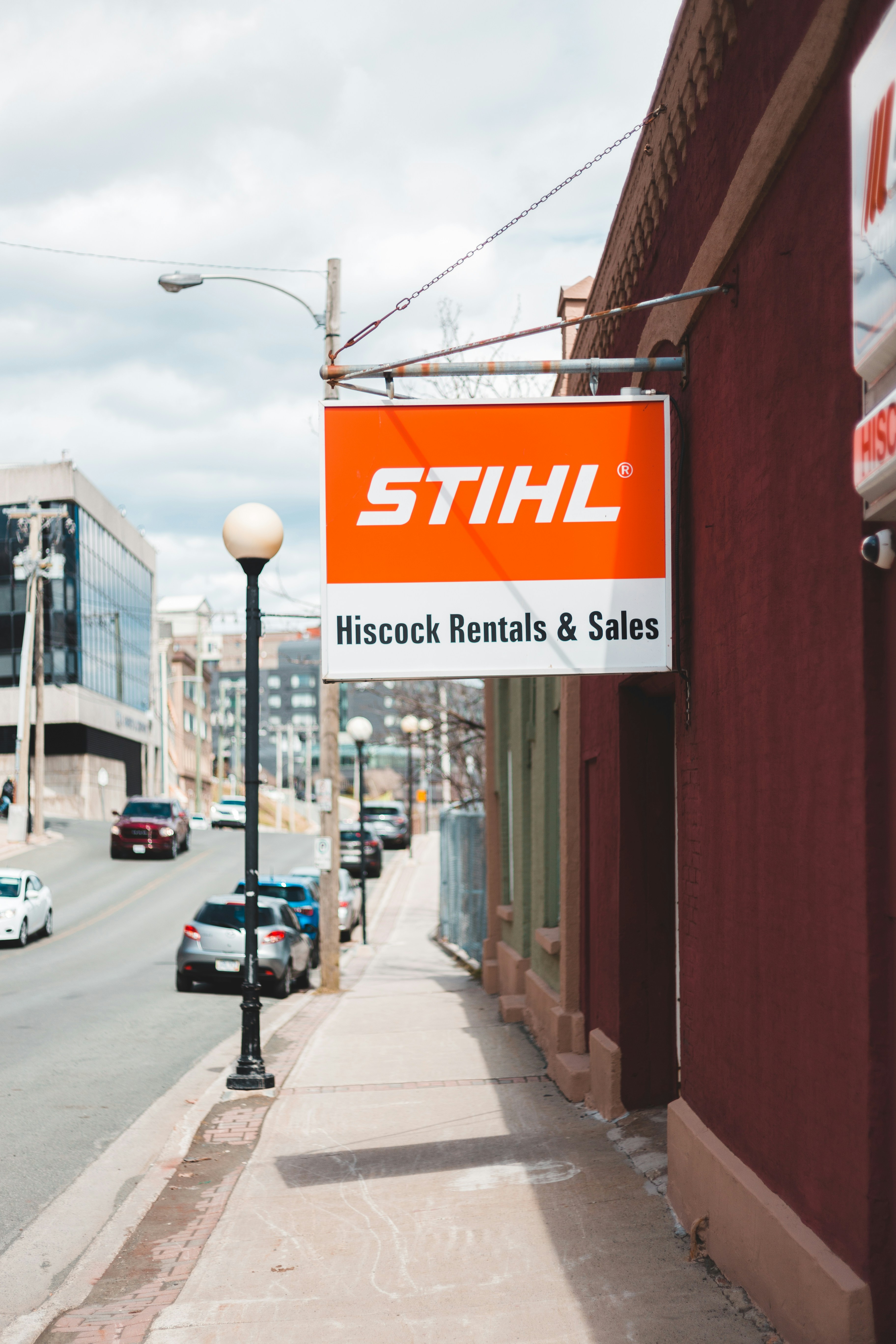 A street with a sign that says stihl photo – Free Vehicle Image on Unsplash
