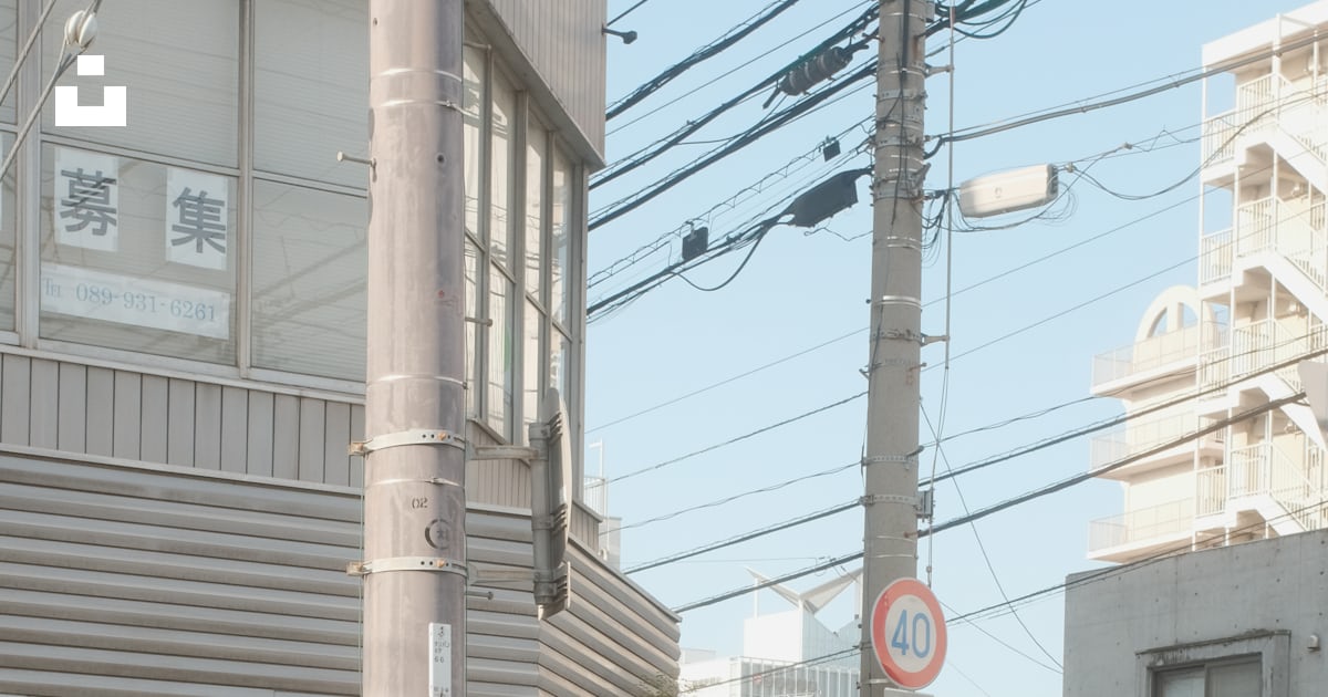 낮에는 회색 콘크리트 건물 옆에 주차된 파란색 Suv 사진 Unsplash의 무료 길 이미지