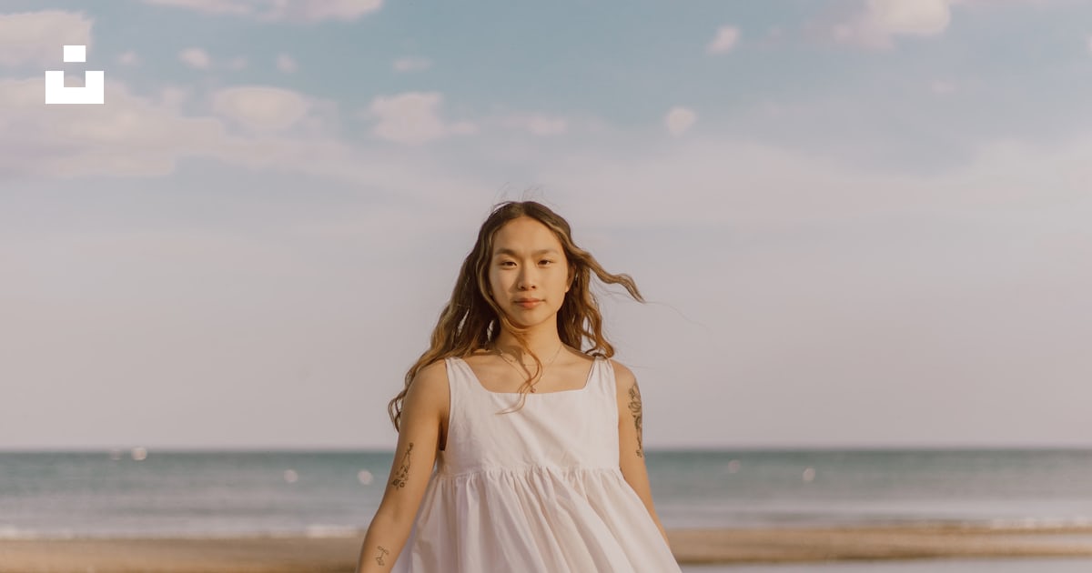 낮 동안 해변에 서 있는 하얀 드레스를 입은 여자 사진 Unsplash의 무료 캐나다 이미지
