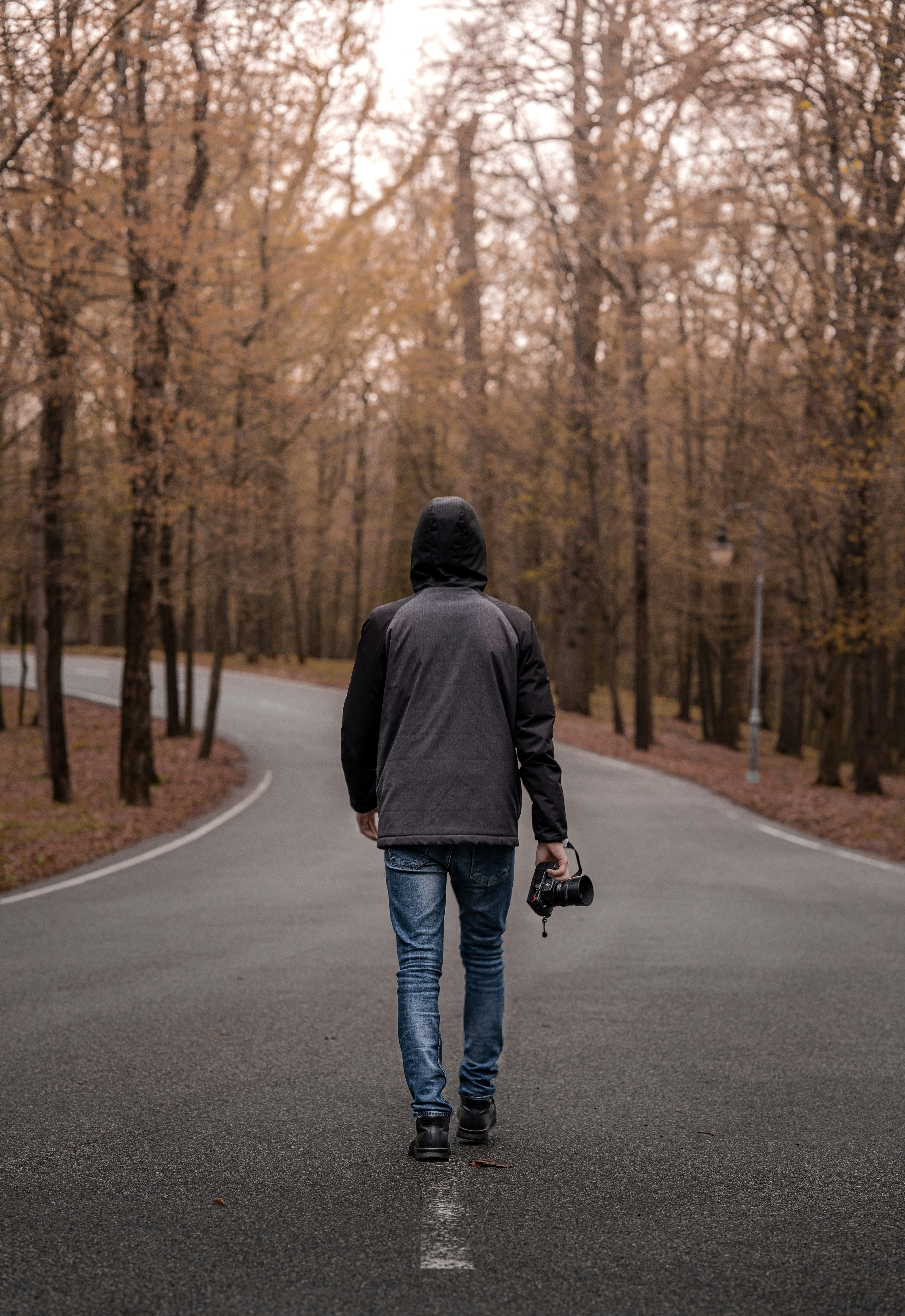 30,000+ Person Walking Pictures | Download Free Images on Unsplash