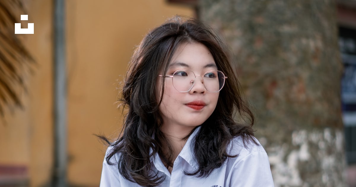 낮 동안 갈색 콘크리트 벽 근처에 서 있는 흰색 버튼 업 셔츠를 입은 소녀 사진 Unsplash의 무료 순간 이미지