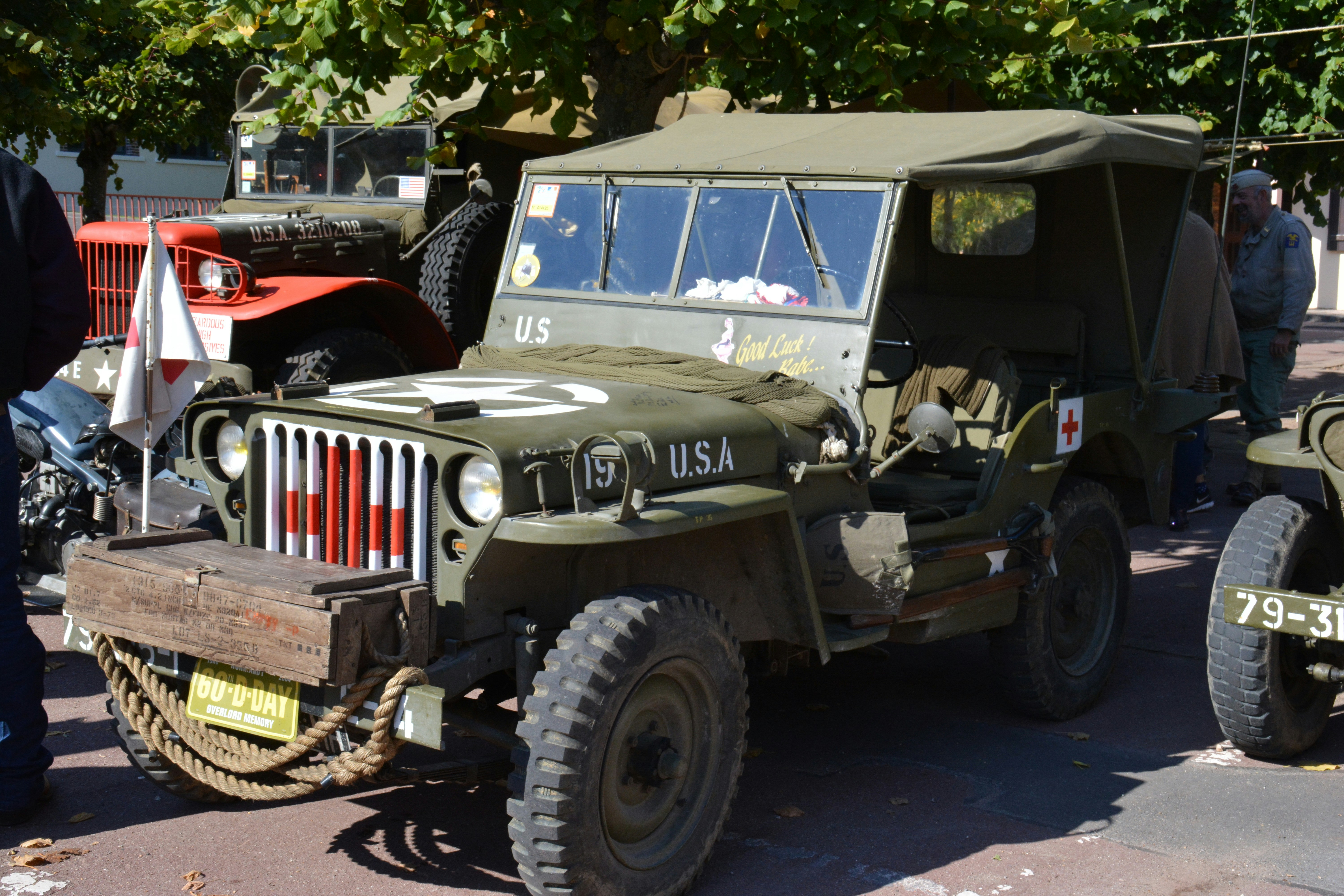 Foto Jeep Wrangler gris y rojo – Imagen Persona gratis en Unsplash