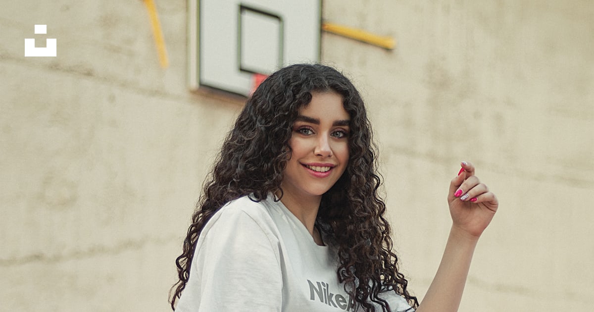 白いtシャツとブルーデニムジーンズの女性が床に座っているの写真 Unsplashの肖像 画の無料画像