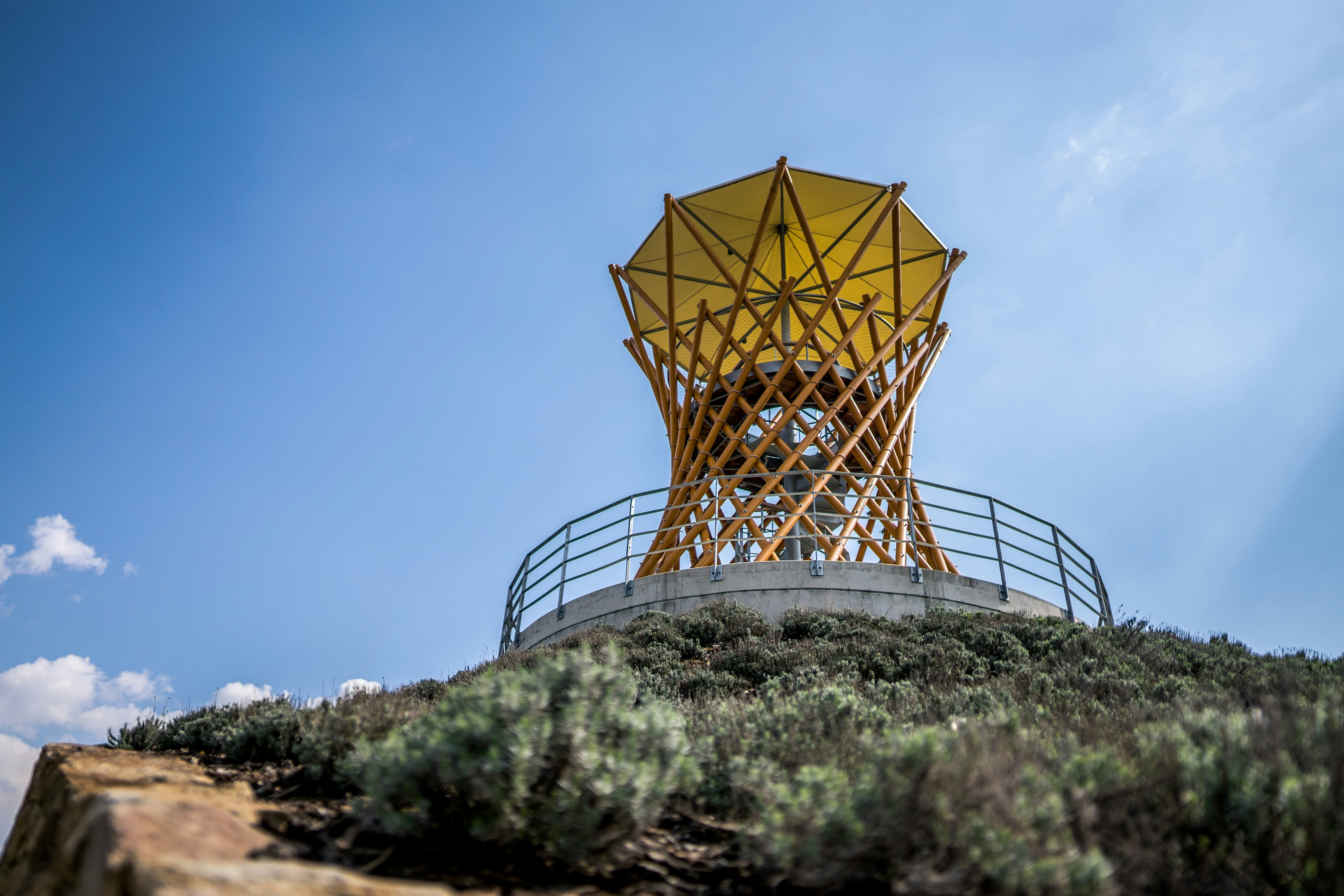 Torre de metal marrón y blanco en la cima de la colina foto – Imagen de ...