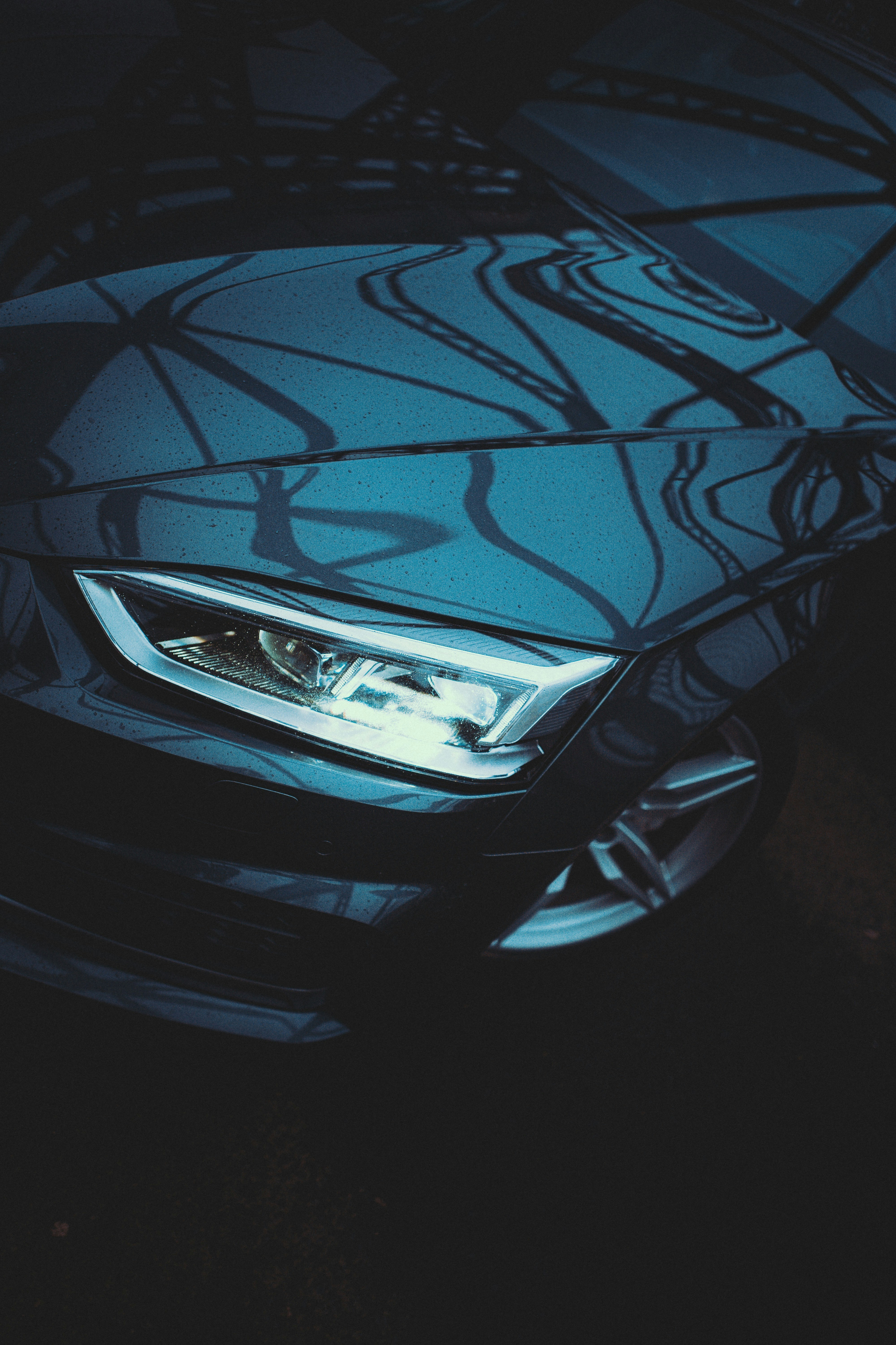 Coche azul y negro en cuarto oscuro foto – Imagen de Coche gratuita en ...