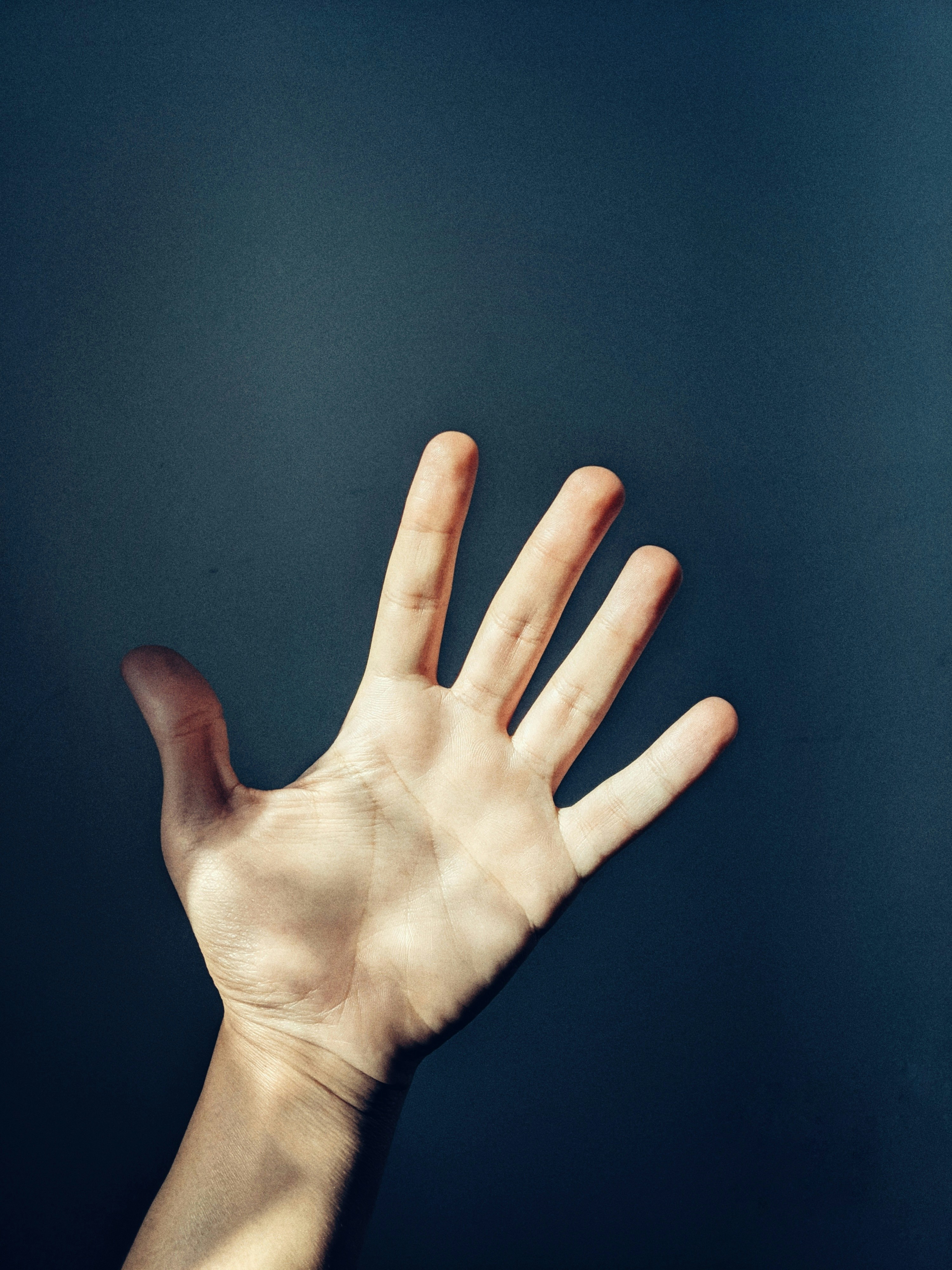 Personnes main gauche sur la surface bleue photo – Image gratuite de ...