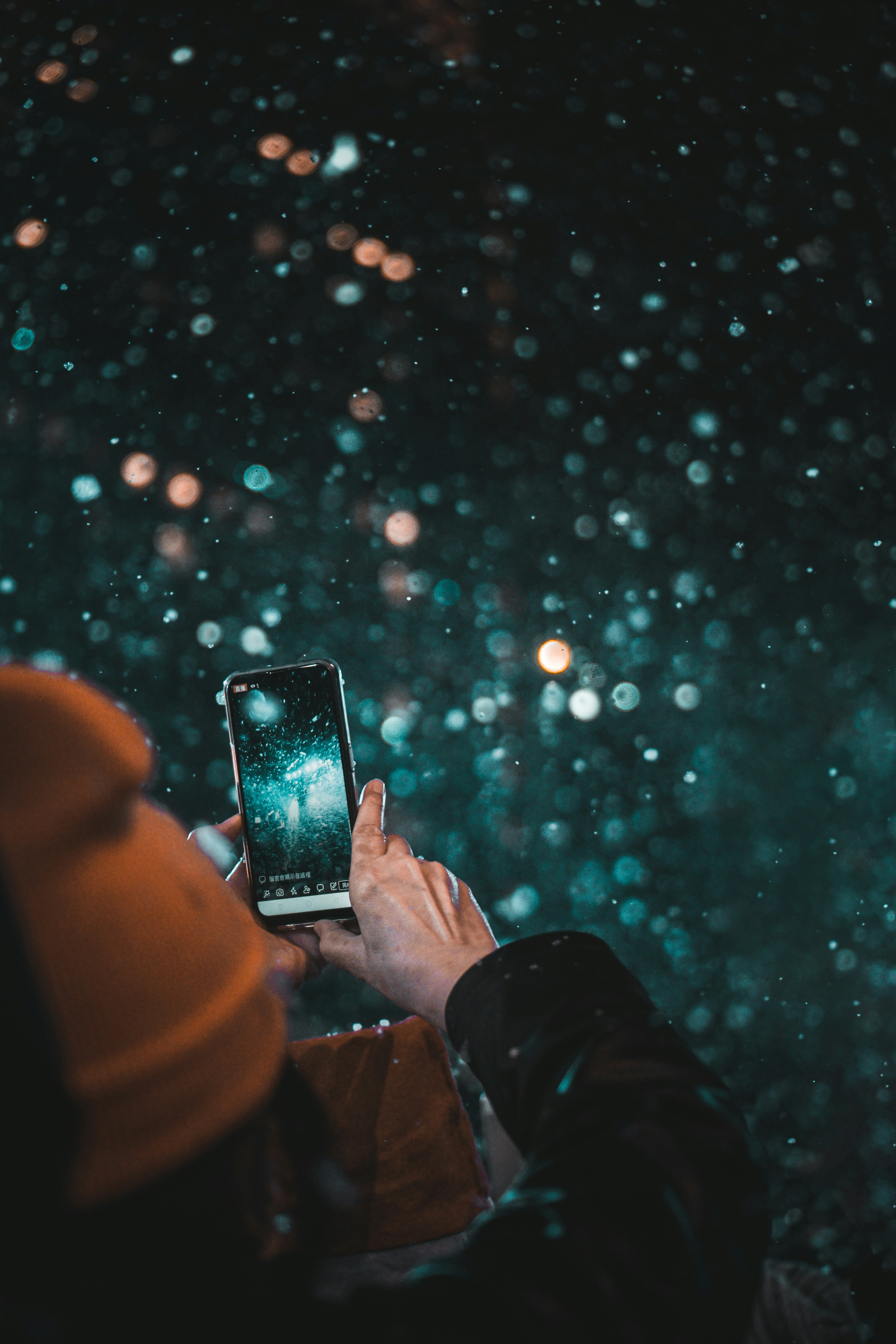 Pocket Cosmos: Snowfall Turned into Bokeh Through a Smartphone Screen
