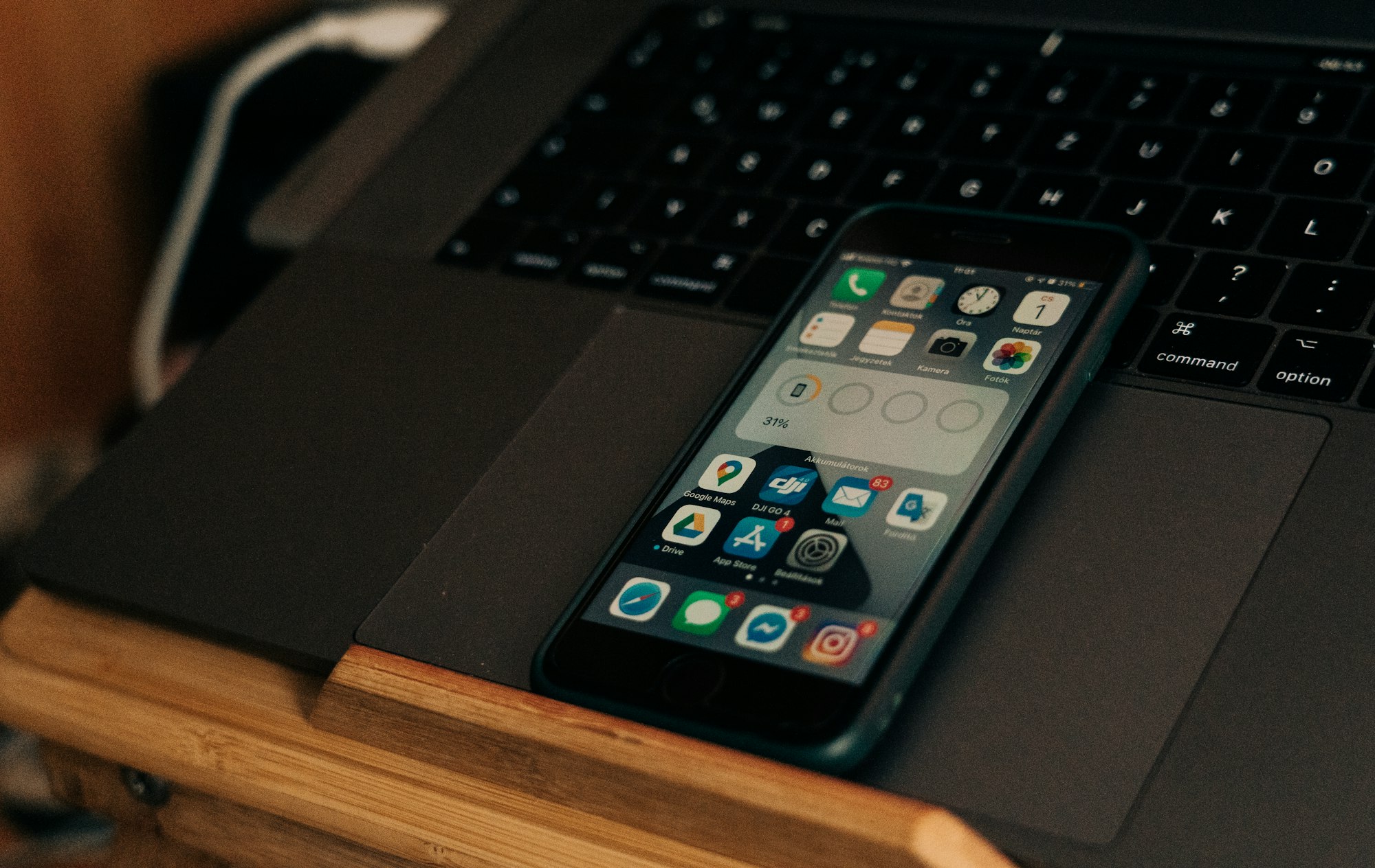 Customizing the UIKit status bar style Customizing the UIKit status bar style