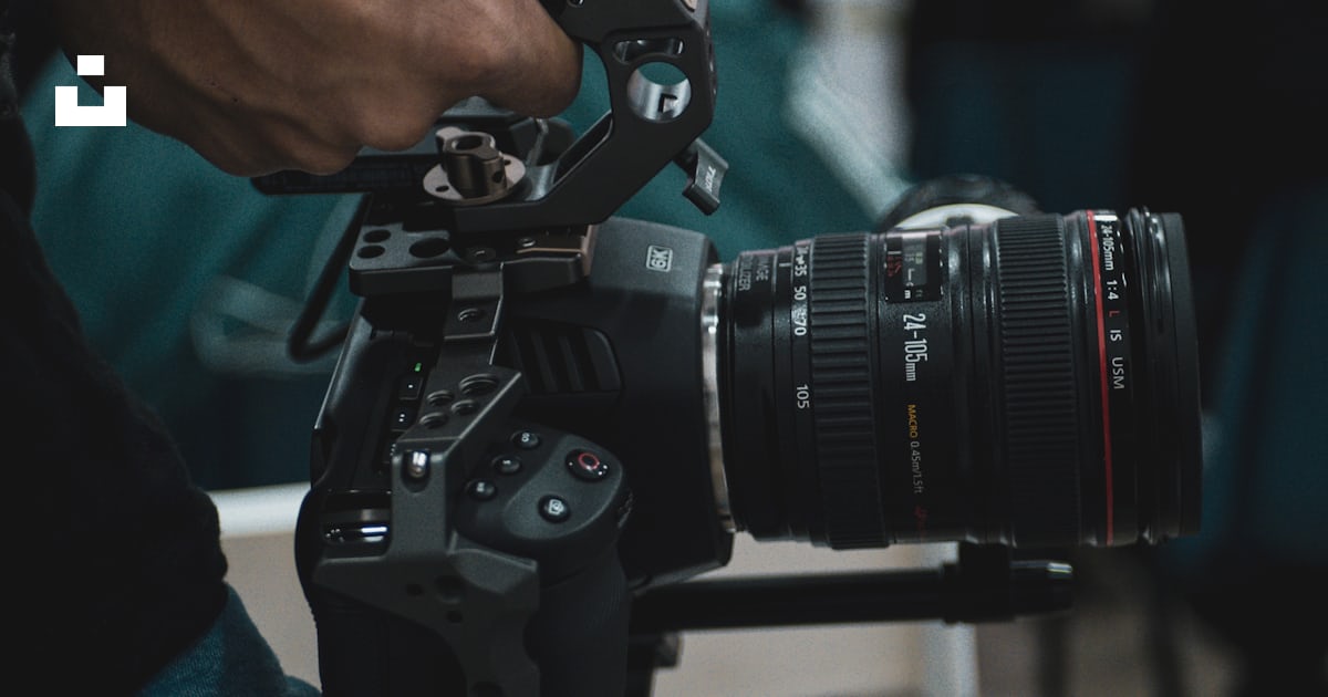 검은 Dslr 카메라를 들고있는 사람 사진 Unsplash의 무료 사진기 이미지