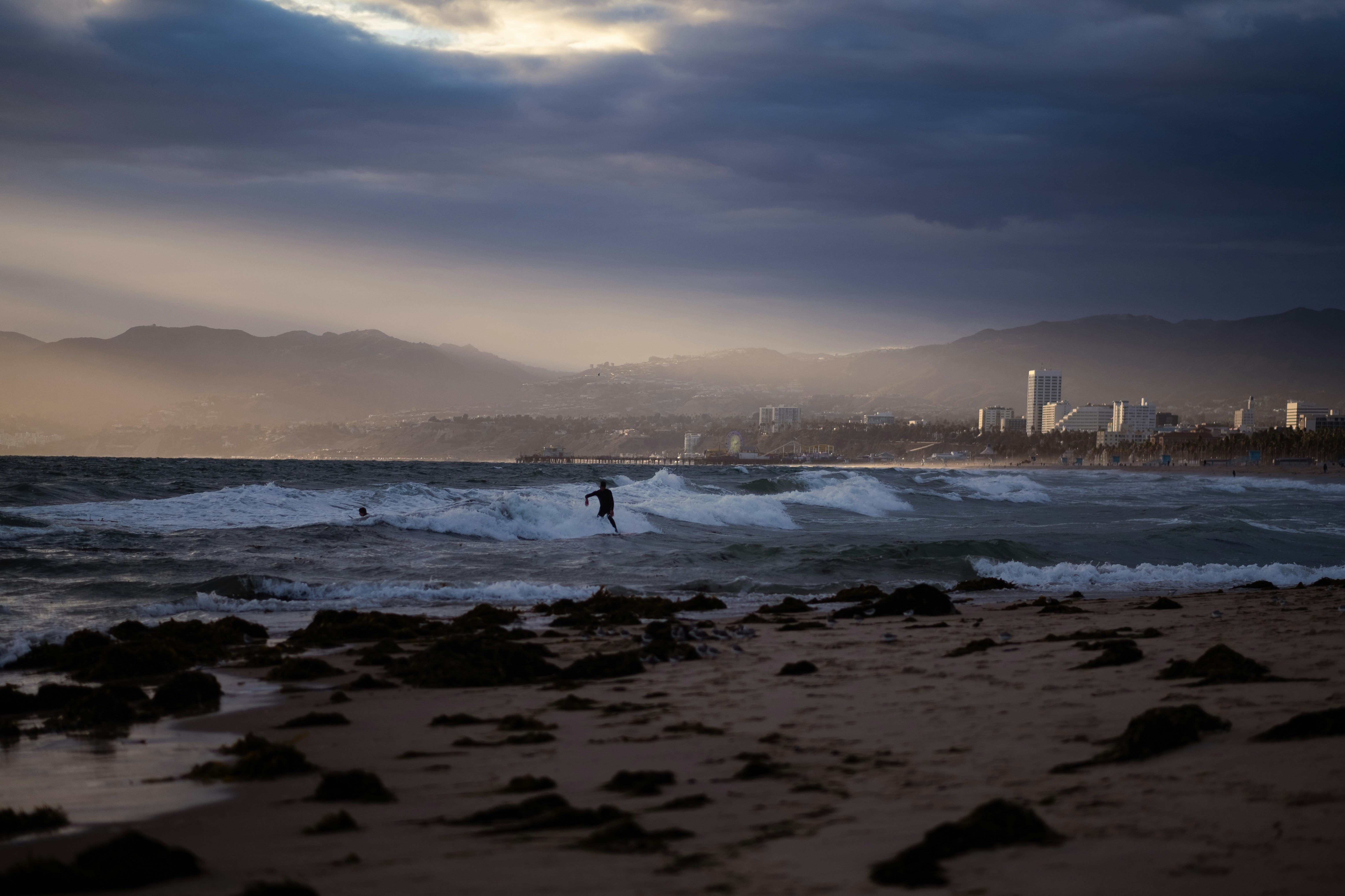 Gente surfeando sobre las olas del mar durante el día foto – Imagen de ...