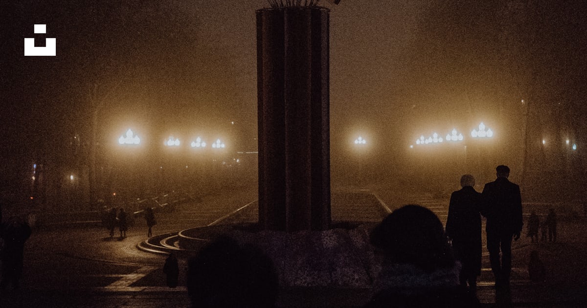 Foto Personas Que Caminan Por La Calle Durante La Noche Imagen Minsk