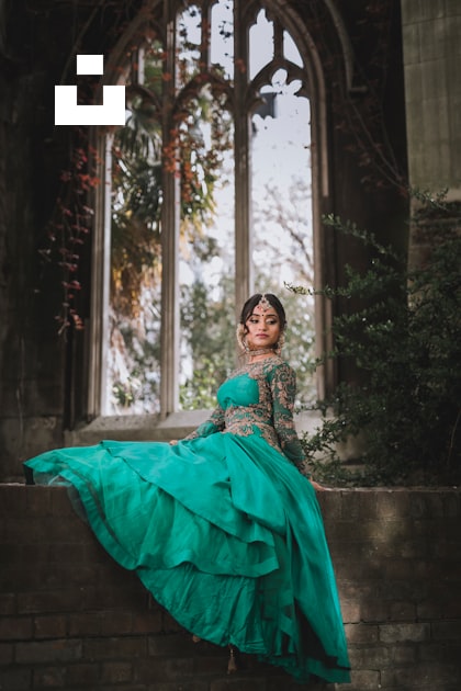 Foto Mujer Vestida De Verde Sentada En Un Banco De Hormigón Imagen
