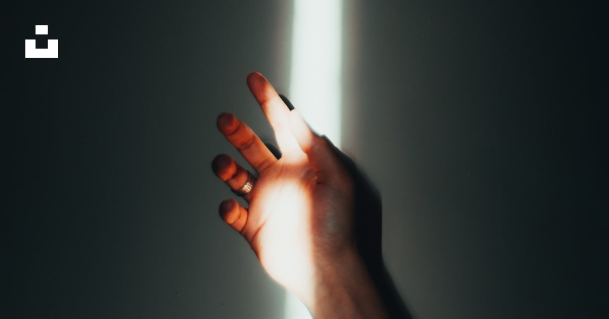 검은 배경에 손을 얹은 사람 사진 Unsplash의 무료 조명 이미지