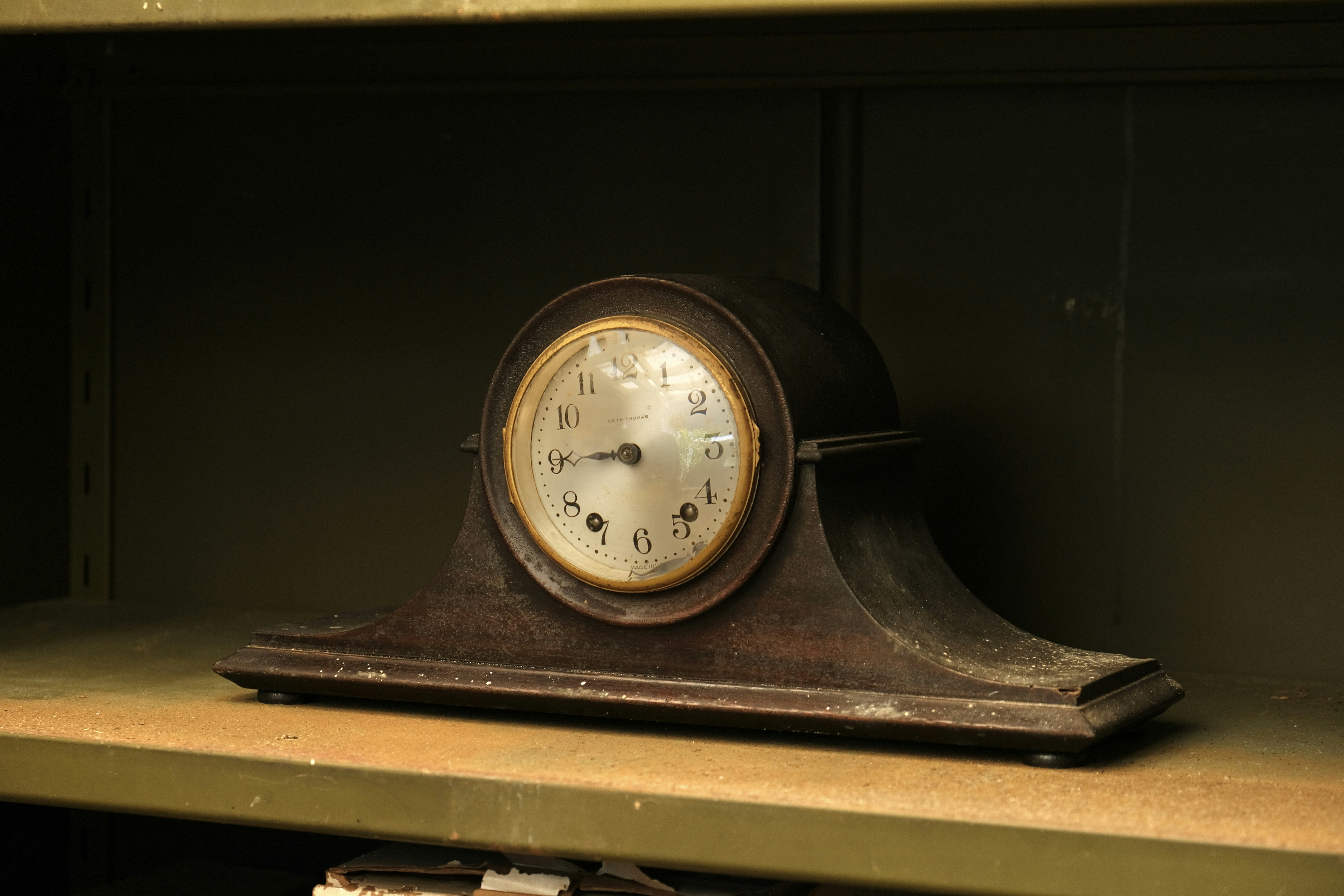 black and white analog desk clock