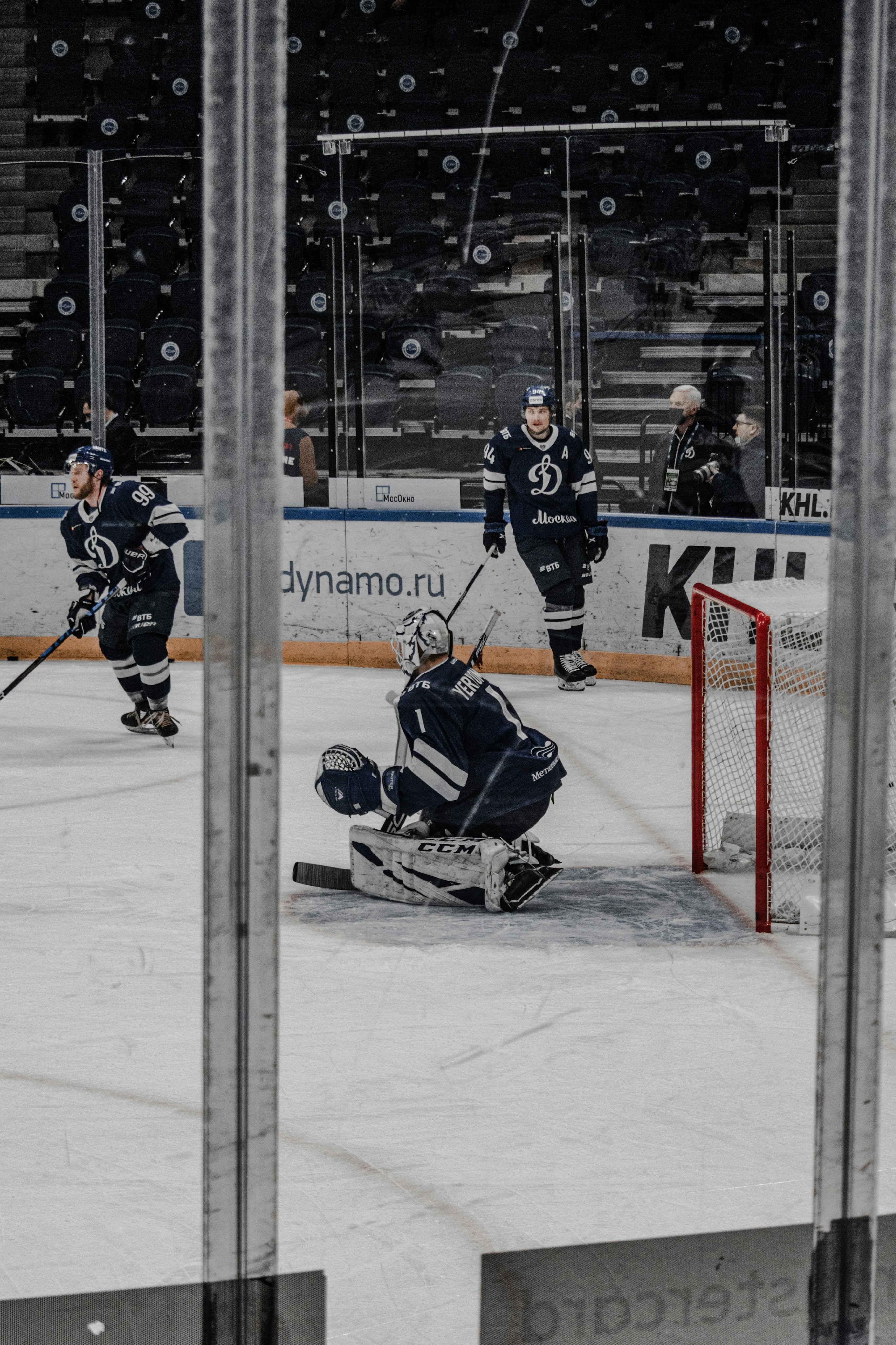 Defending a Slender Gap: A Hockey Goalkeeper in the Moment Before the Whistle