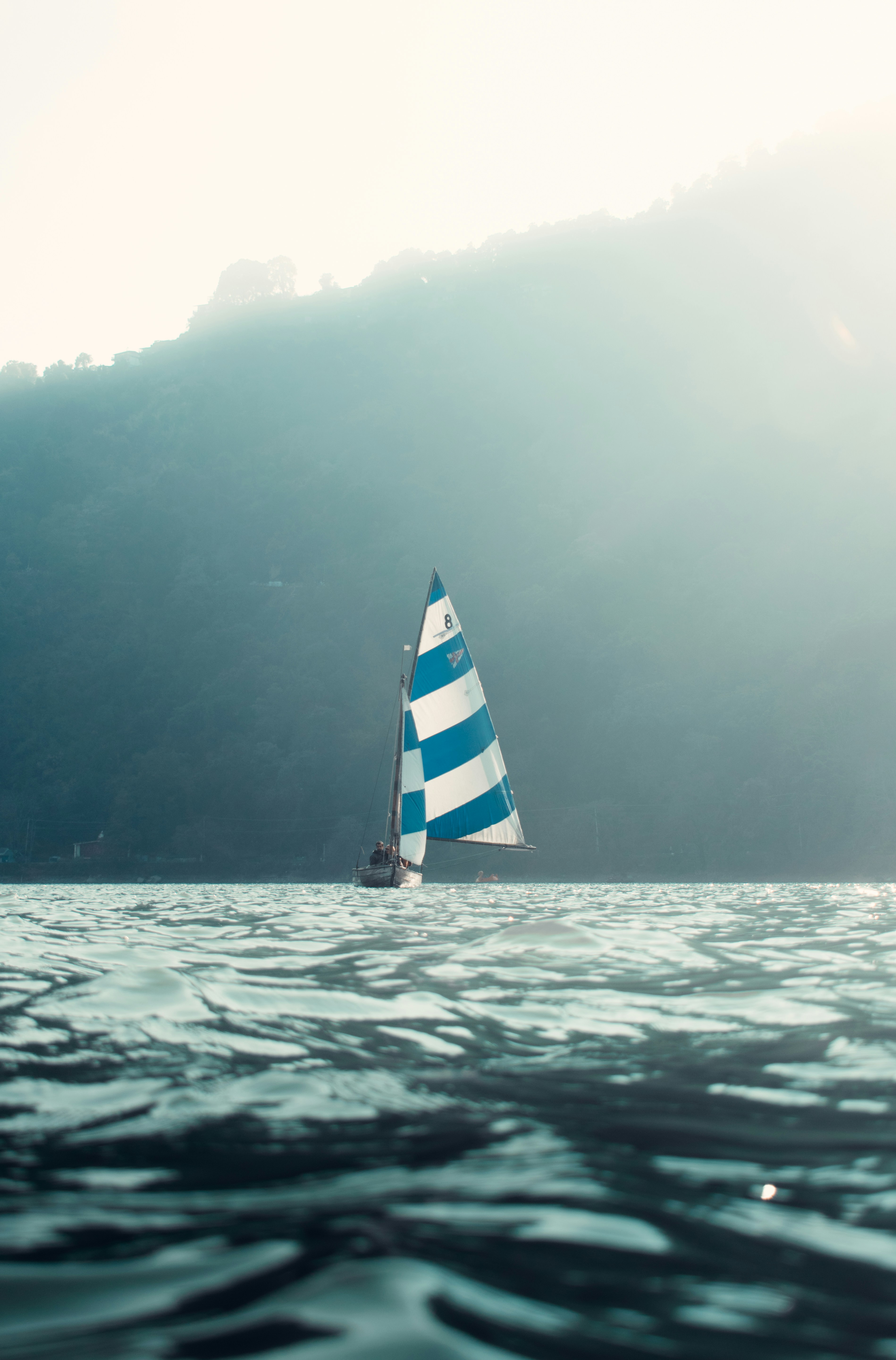 Foto Velero azul y blanco en el mar durante el día – Imagen India ...