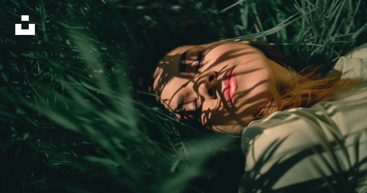 흰색과 검은색 위장 까마귀를 입은 여자가 푸른 잔디에 누워 사진 Unsplash의 무료 소녀 이미지