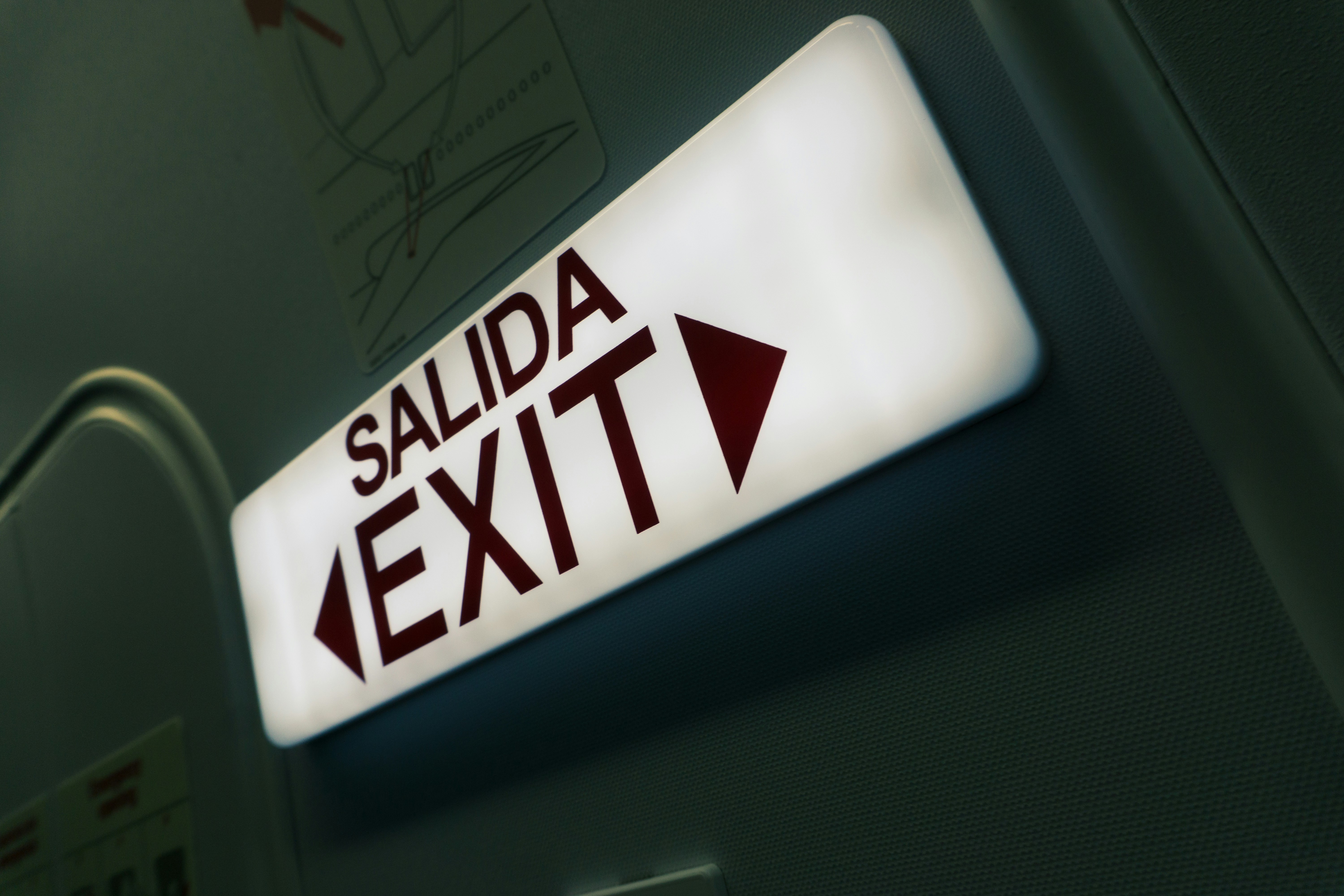 A sign that says salida exit on it photo – Free Grey Image on Unsplash