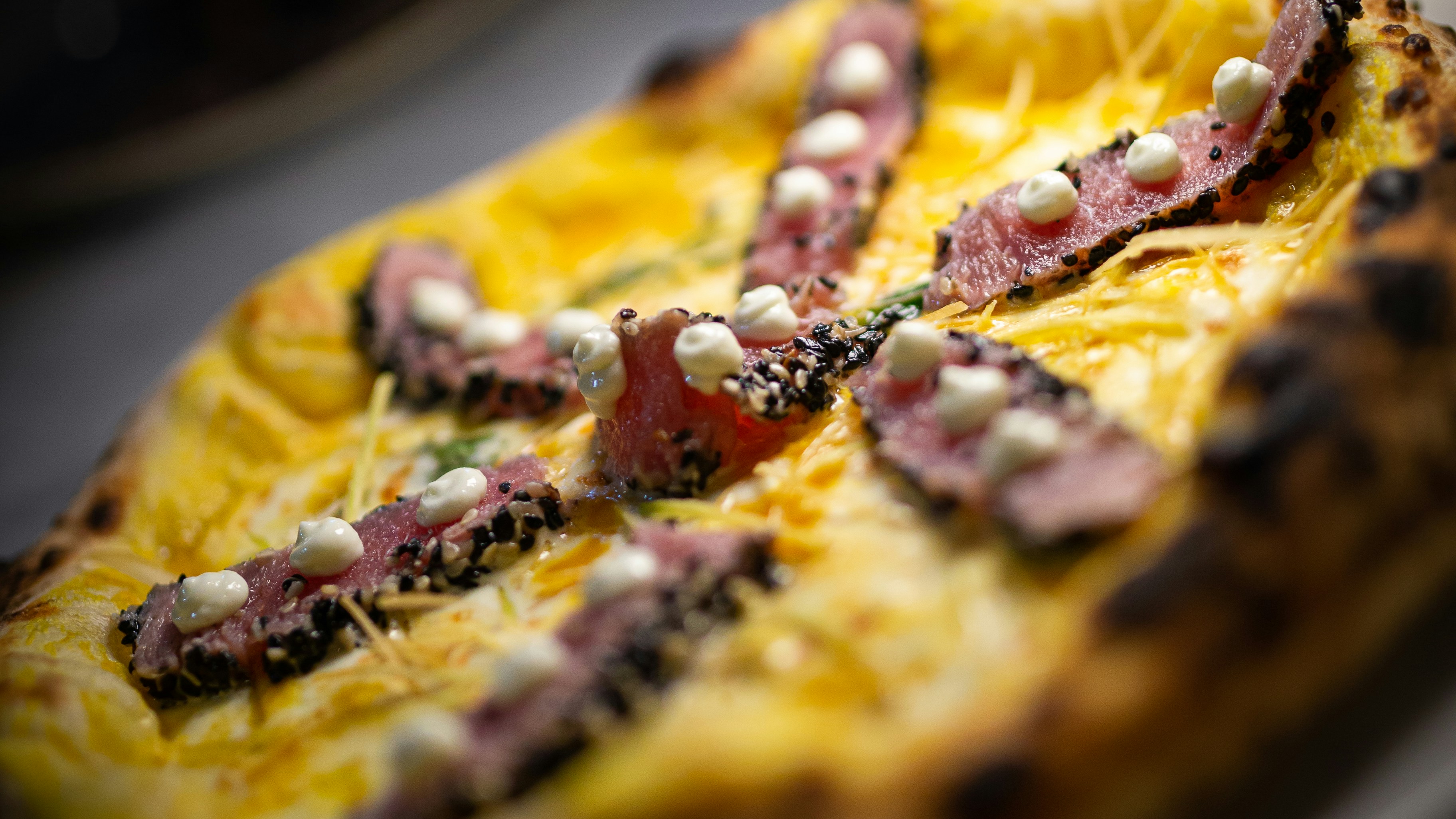 Fruits jaunes et rouges sur une plaque en céramique blanche photo ...