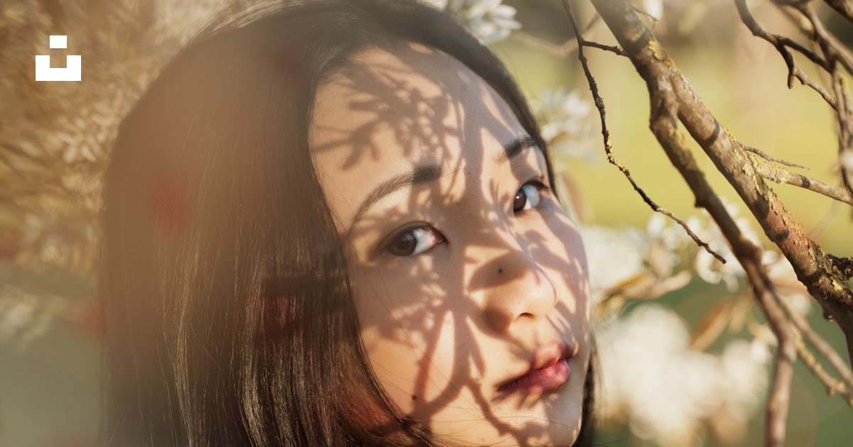 검은 머리와 파란 눈을 가진 여자 사진 Unsplash의 무료 플라워필드 이미지