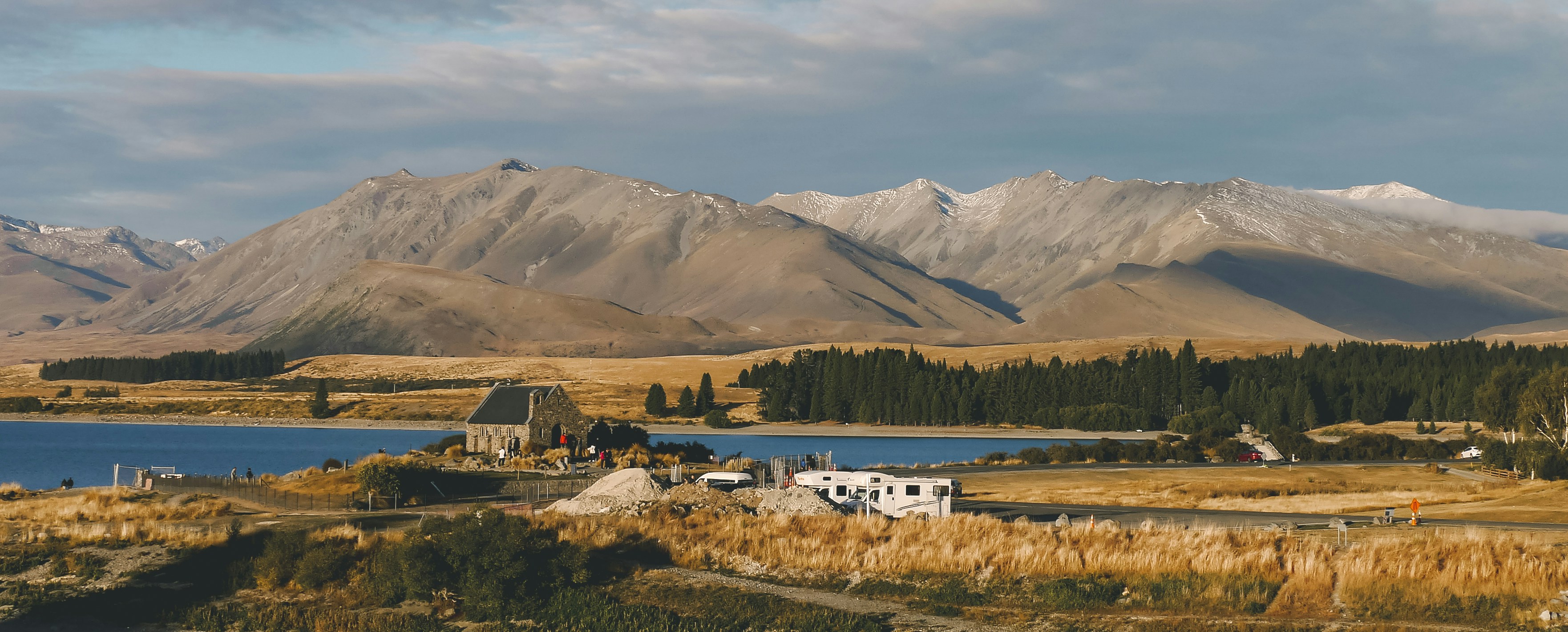Casa blanca y marrón cerca de árboles verdes y montañas durante el día foto – Imagen de Lago ...