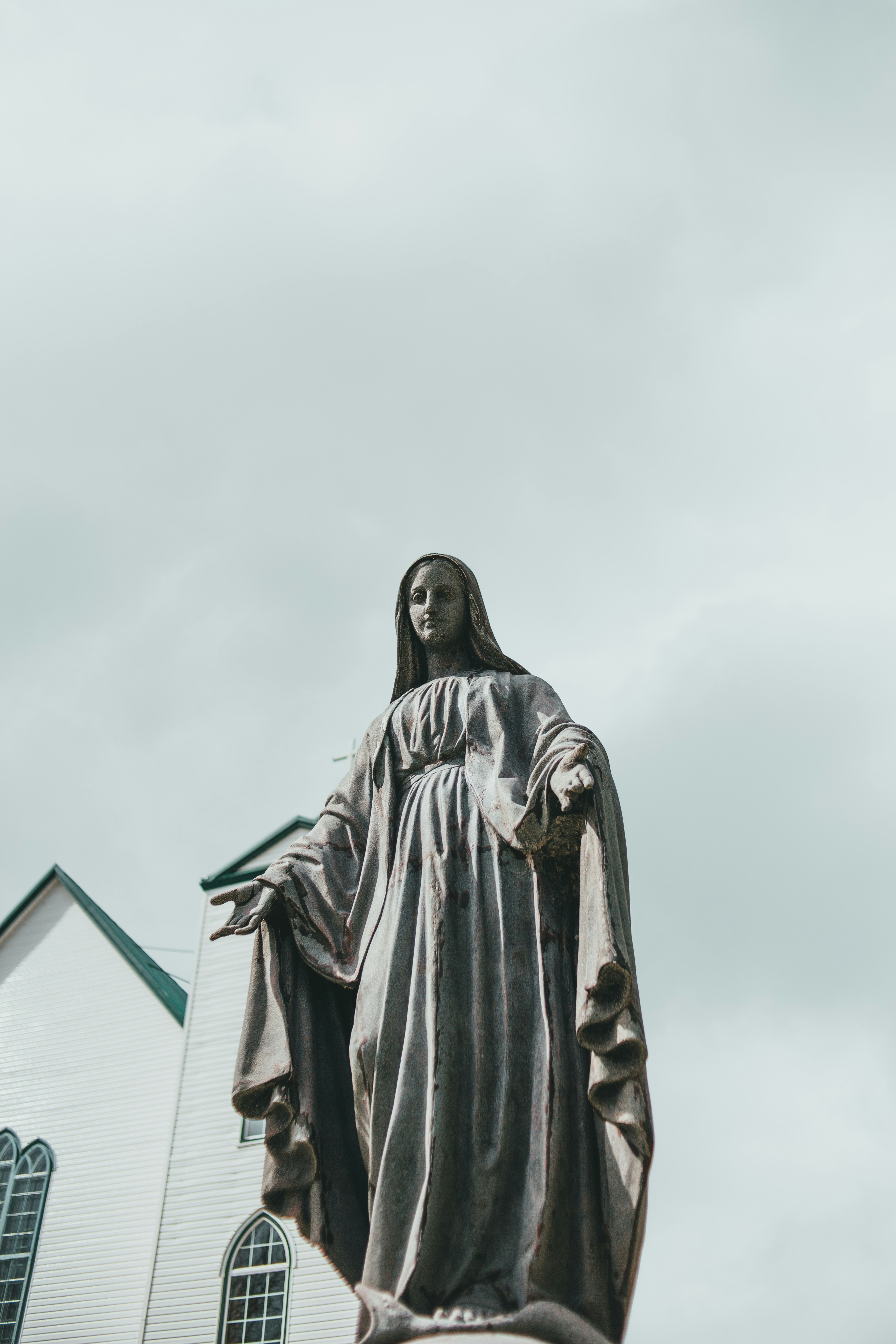 Statue en béton gris d’un homme photo – Photo Gris Gratuite sur Unsplash