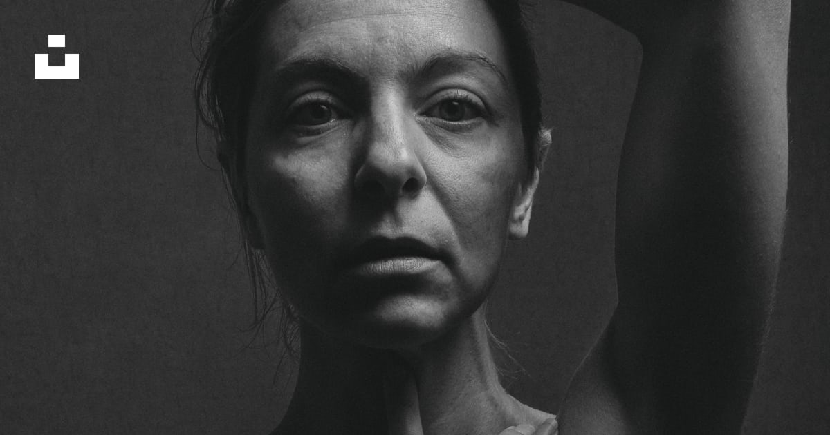 Femme Aux Seins Nus Avec La Main Gauche Sur La Tête Photo Photo Gris