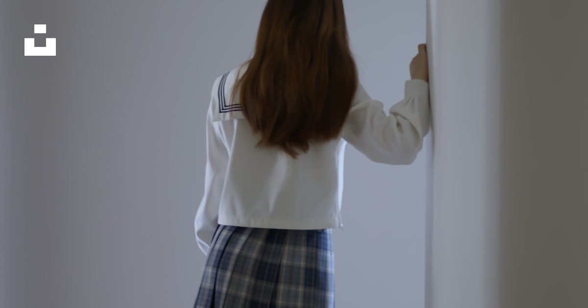 흰색 긴 소매 셔츠와 검은 색과 회색 격자 무늬 치마를 입은 여자 사진 Unsplash의 무료 회색 이미지