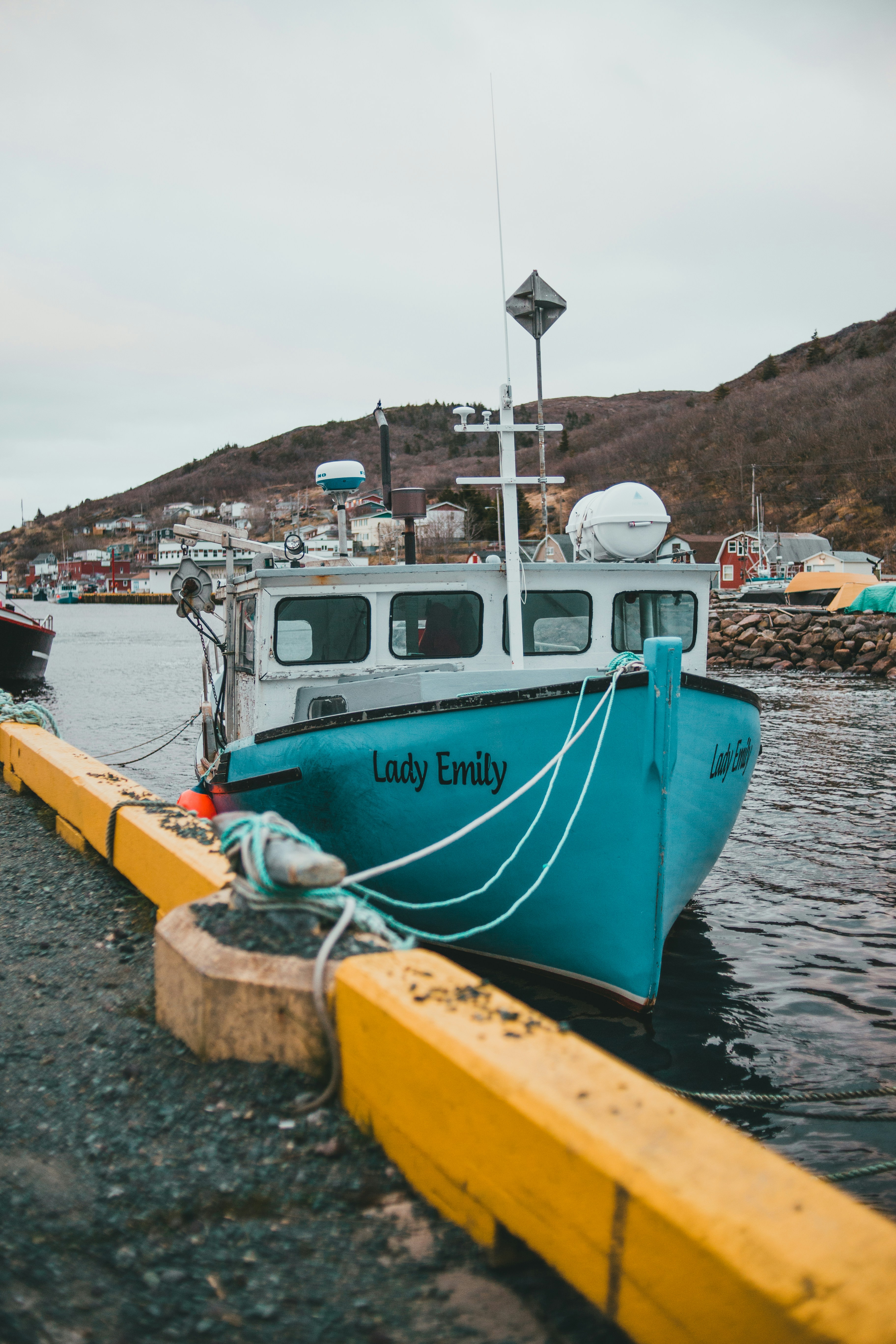 Foto Barco azul y blanco en el muelle durante el día – Imagen ...