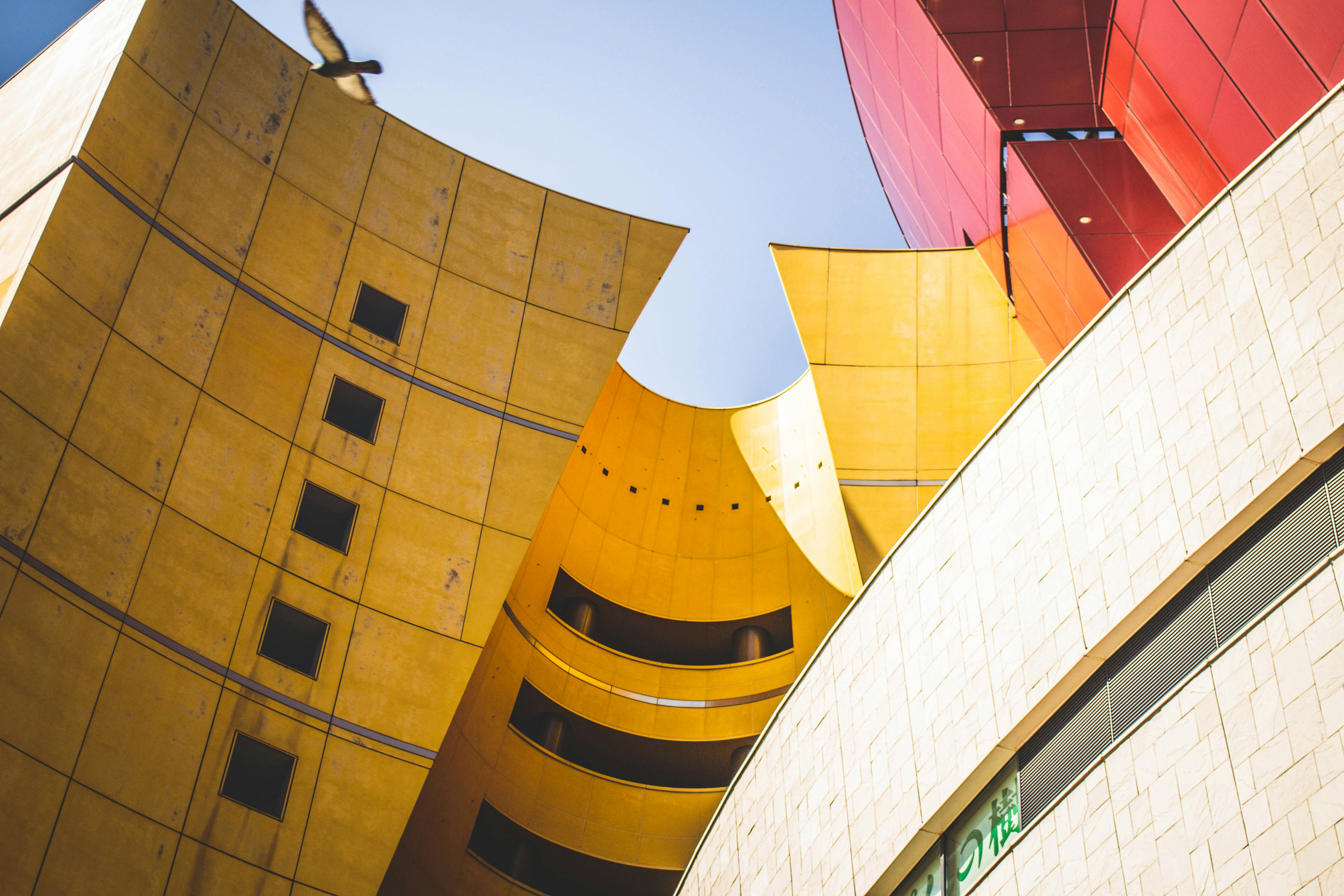 Edificio de hormigón marrón y blanco foto – Imagen de Abstracto gratuita en Unsplash