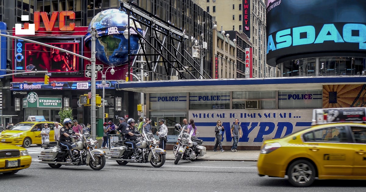 Menschen, die tagsüber Motorrad auf der Straße fahren Foto ... Menschen, die tagsüber Motorrad auf der Straße fahren Foto ...