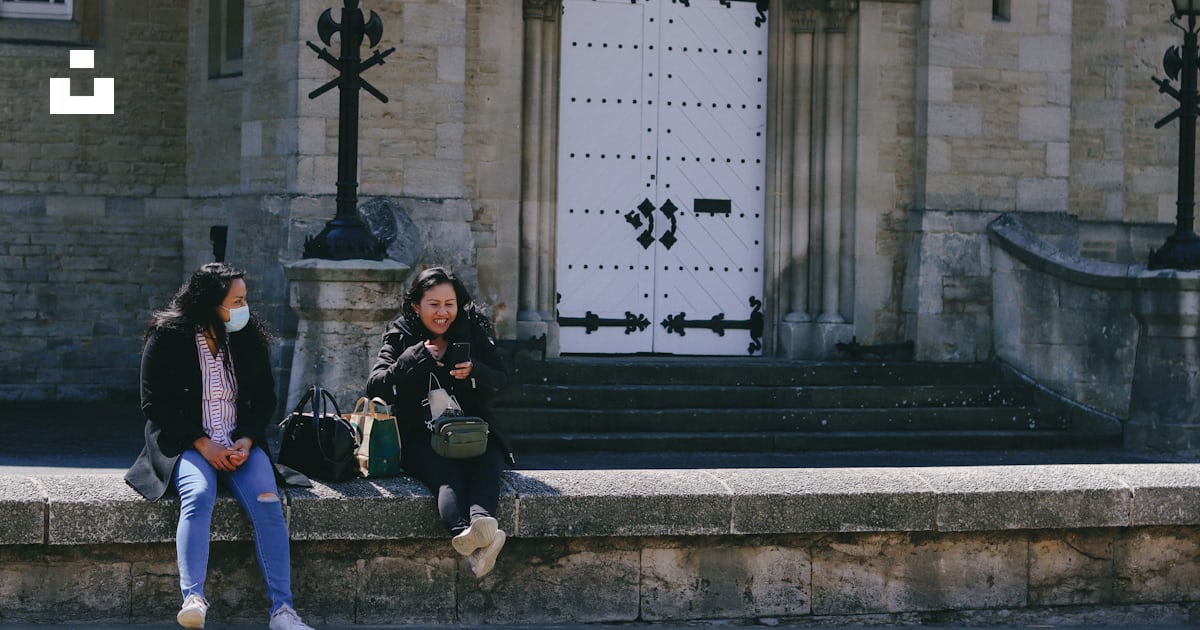 2 Mujeres Sentadas En Un Banco De Hormigón Gris Foto Imagen De Oxford