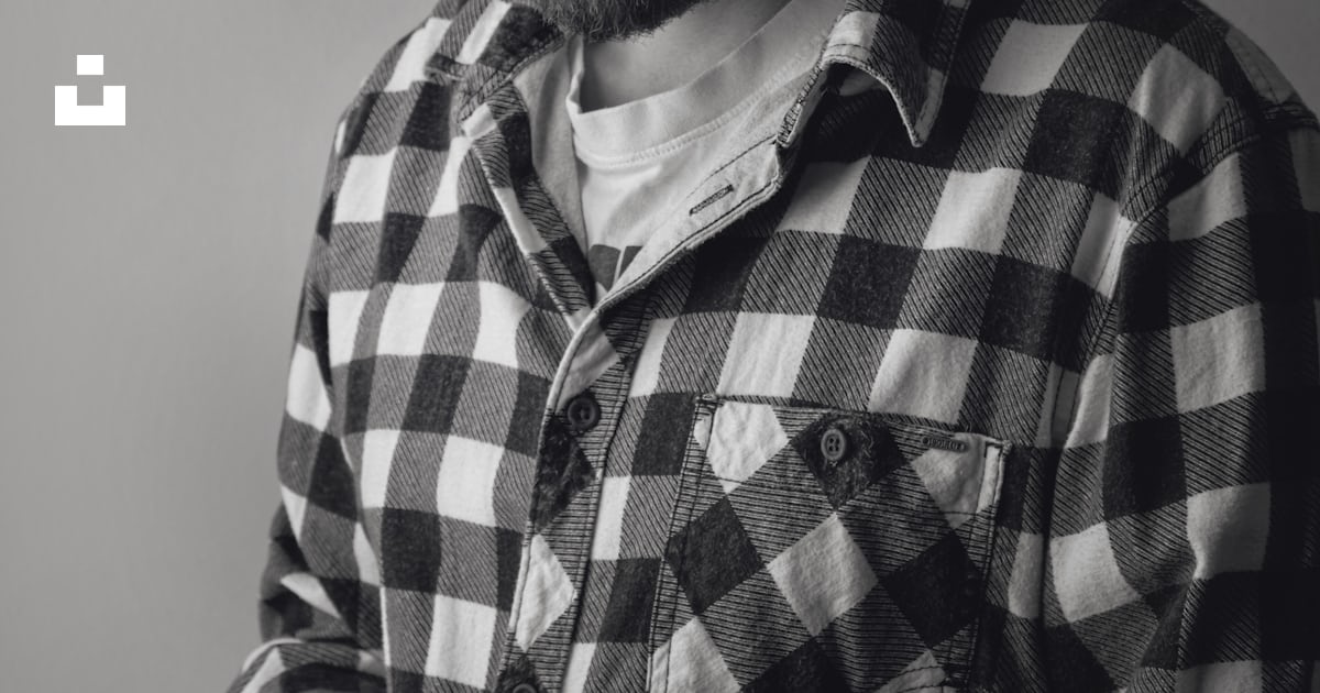 Foto Hombre con camisa abotonada a cuadros en blanco y negro con ... Foto Hombre con camisa abotonada a cuadros en blanco y negro con ...