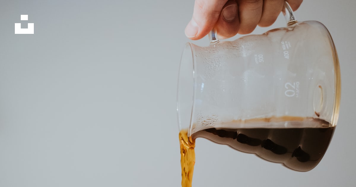 블루 세라믹 머그잔에 물을 붓는 사람 사진 Unsplash의 무료 마시다 이미지