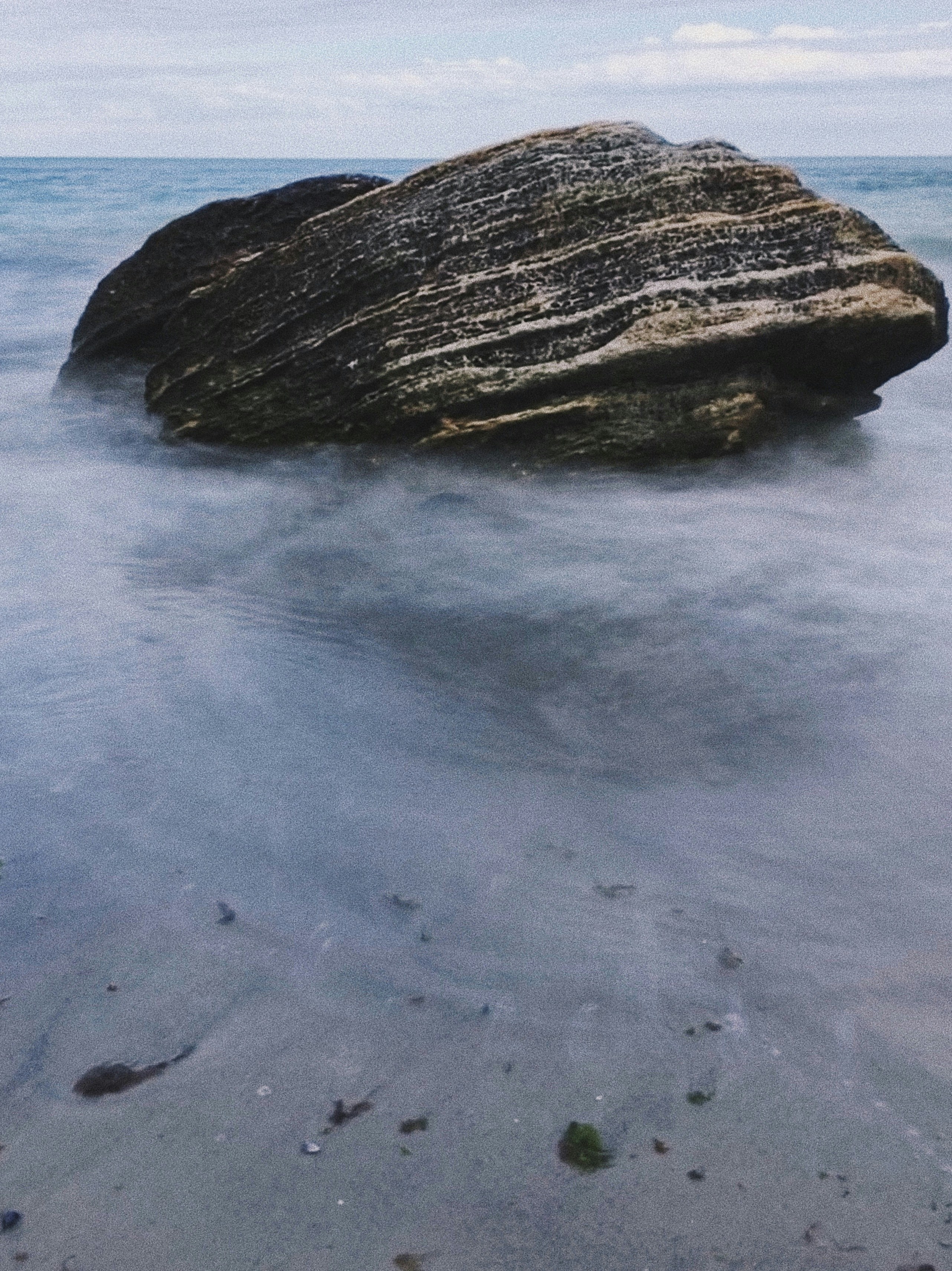 Roca marrón sobre arena gris foto – Imagen de Mar gratuita en Unsplash