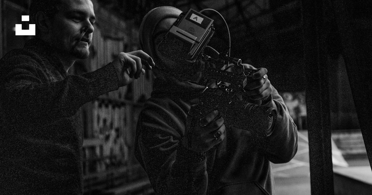 Hombre Con Chaqueta De Cuero Negro Sosteniendo Una Cámara Dslr Negra