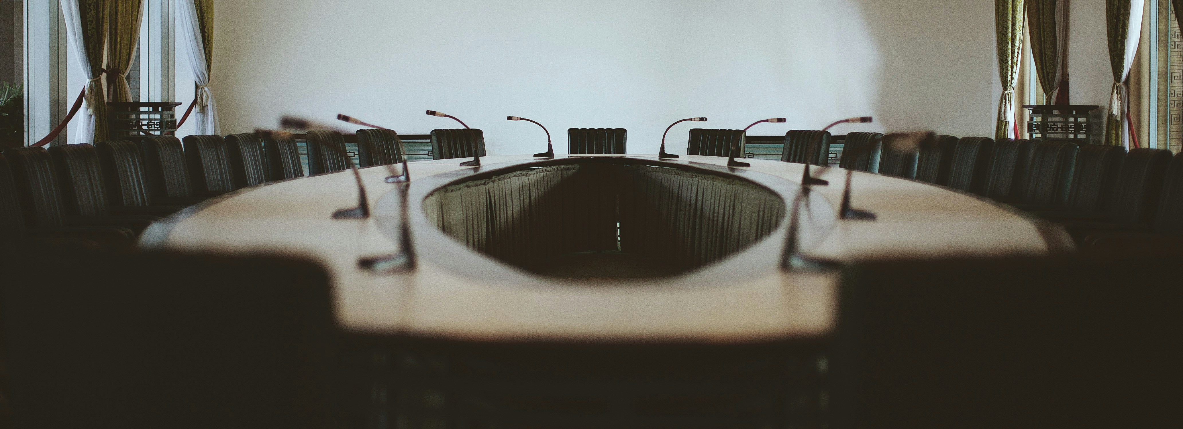 Black and white round table photo – Free Meeting room Image on Unsplash