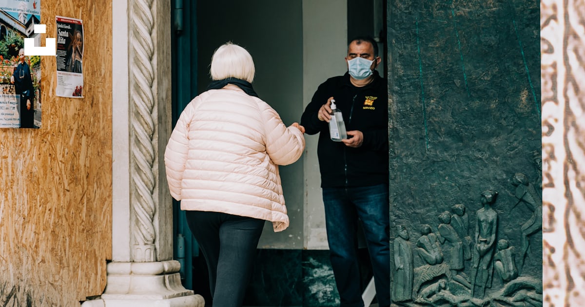 白いシャツを着た女性の横に立つ白いシャツと黒いズボンの男性の写真 Unsplashのイタリアの無料画像