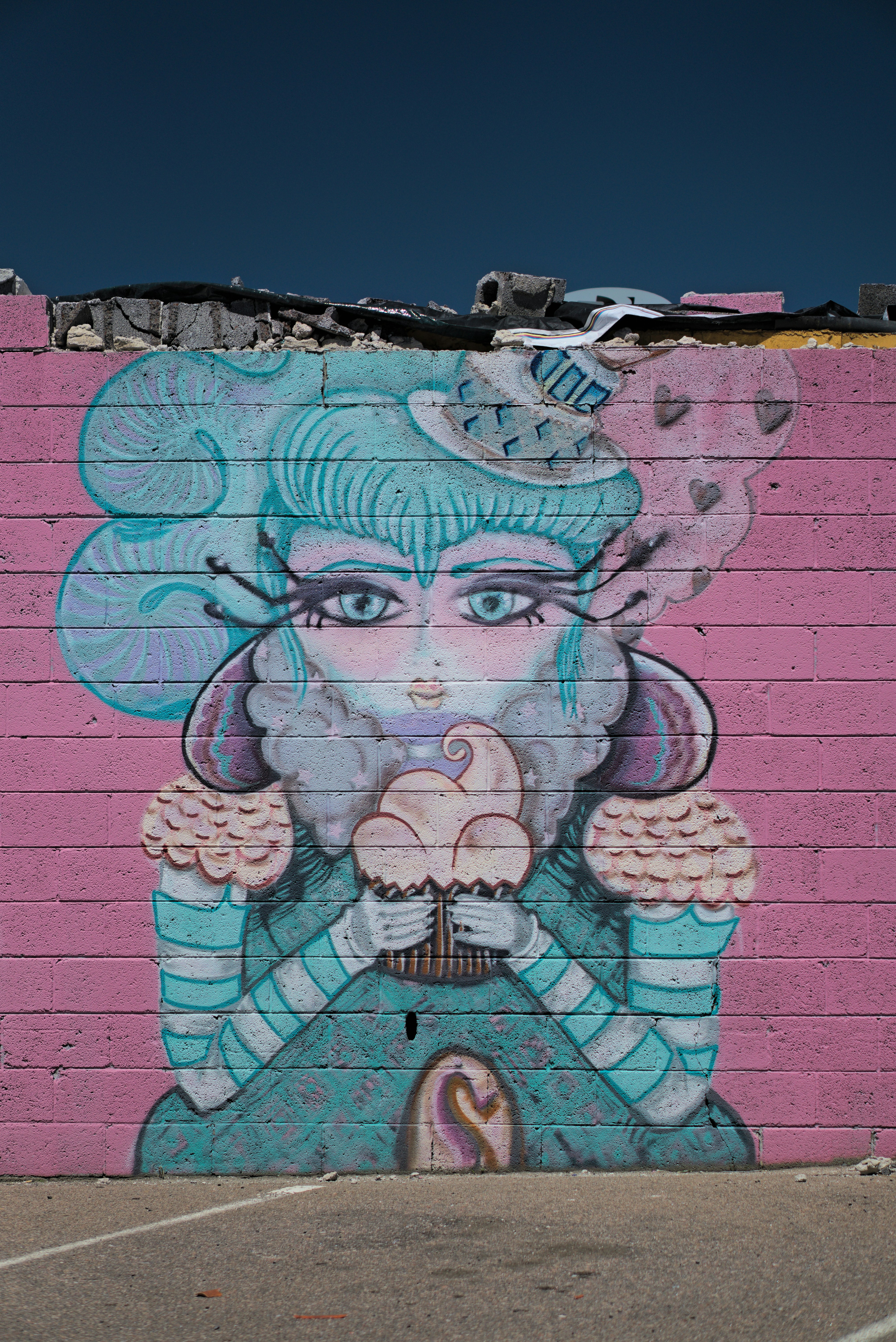 Blue and white human face graffiti photo – Free Co Image on Unsplash