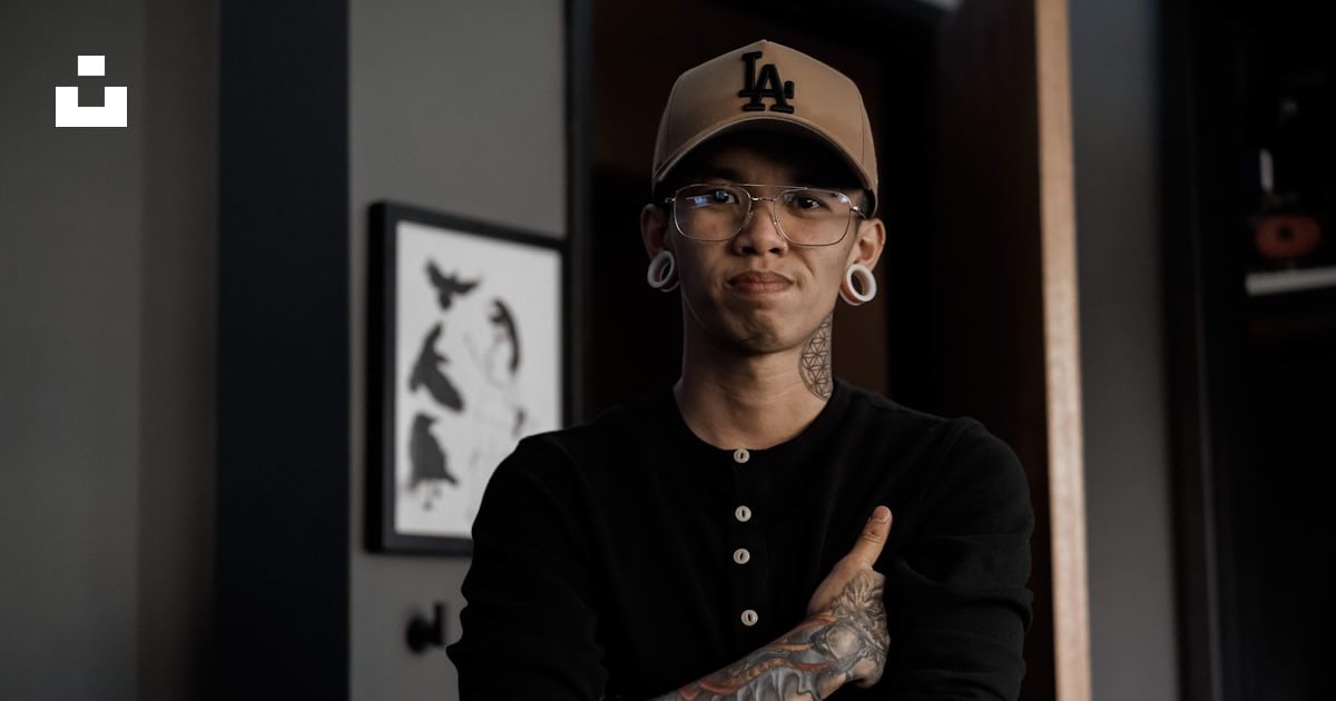 검은 모자와 검은 안경테를 쓴 검은색 크루넥 티셔츠를 입은 남자 사진 Unsplash의 무료 초상 이미지