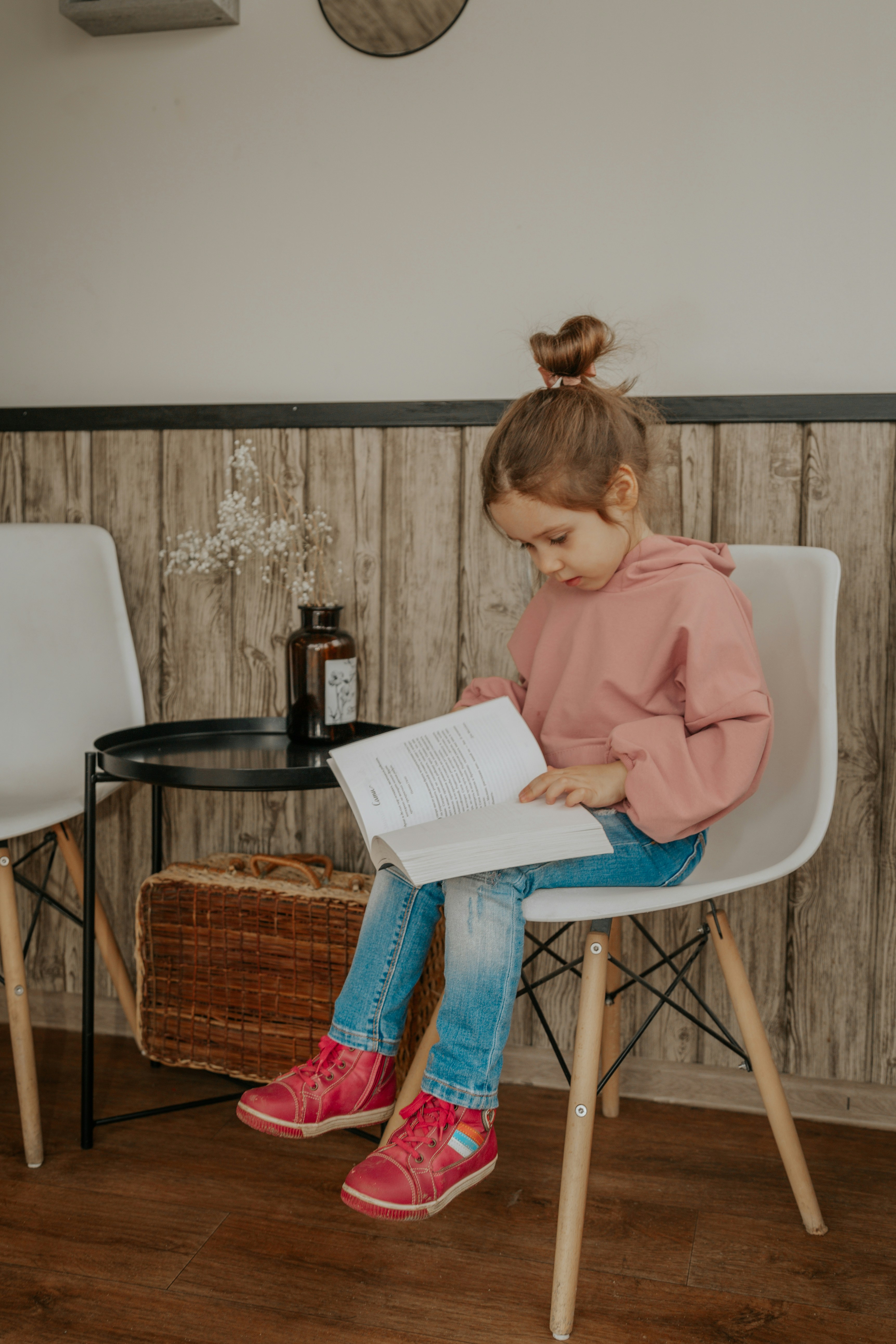 Foto Chica en suéter rosa leyendo libro – Imagen Madera gratis en Unsplash
