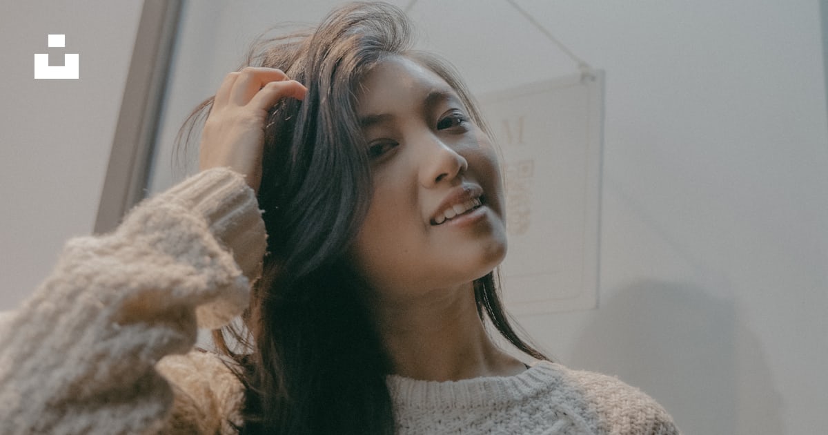 흰색 니트 스웨터를 입은 여자 사진 Unsplash의 무료 시드니 이미지