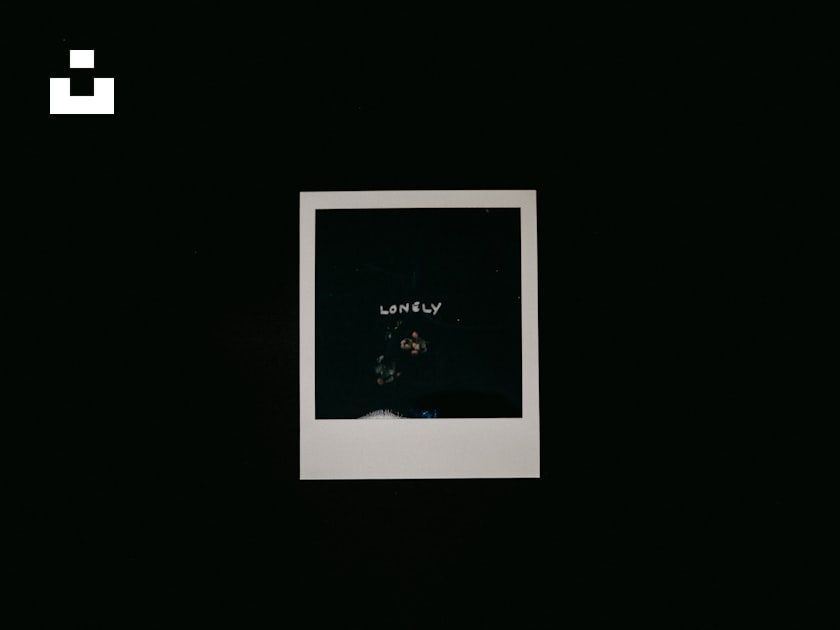 흰색과 검은색 프린터 용지 사진 Unsplash의 무료 회색 이미지