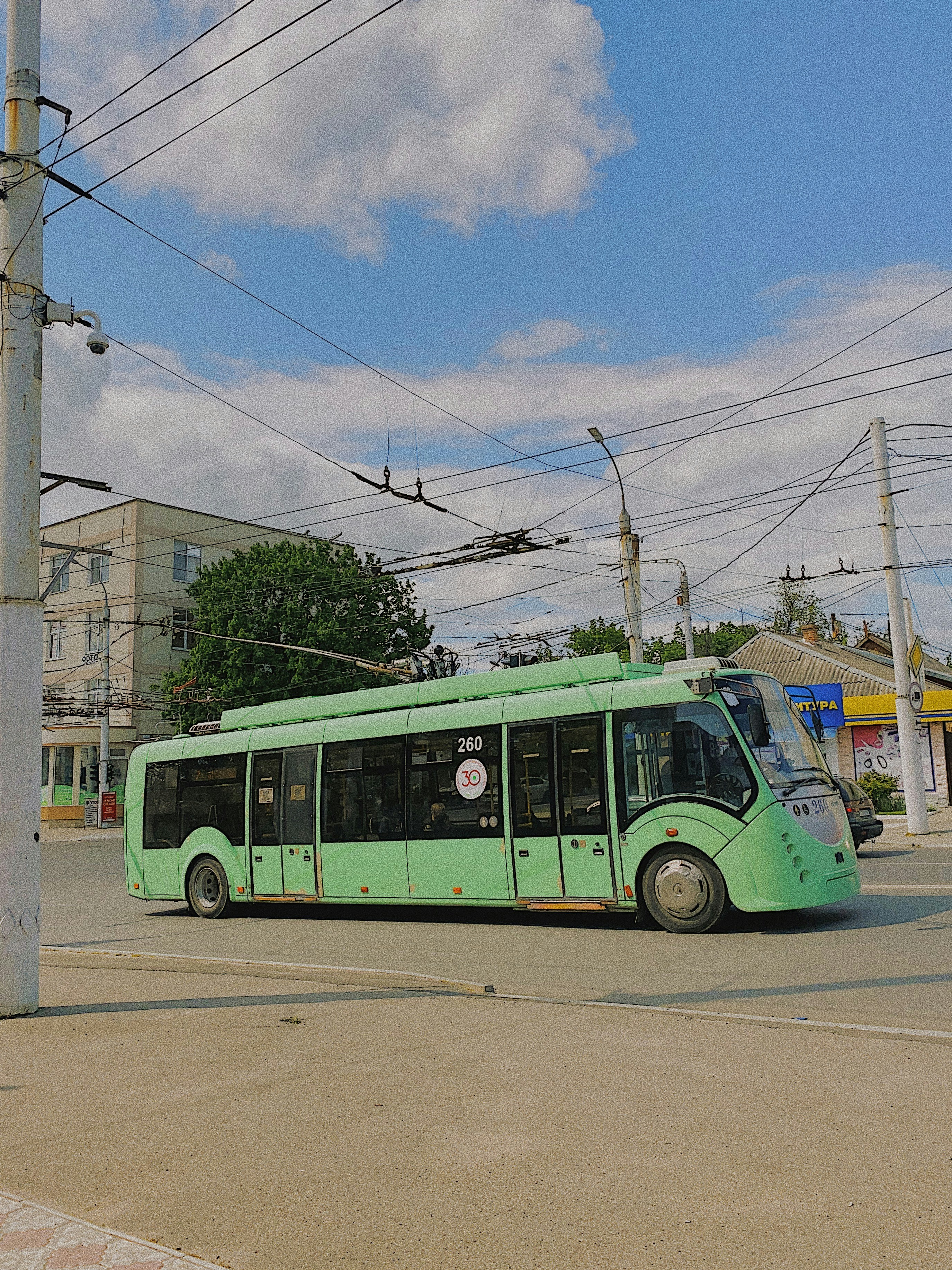 Foto Autobús verde y blanco en la carretera durante el día – Imagen ...